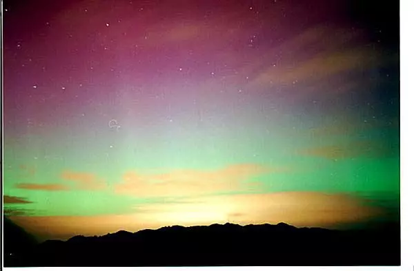 Полярне сяйво над Веллінгтоном, Нова Зеландія приблизно о 3 ранку 24 листопада 2001 року.