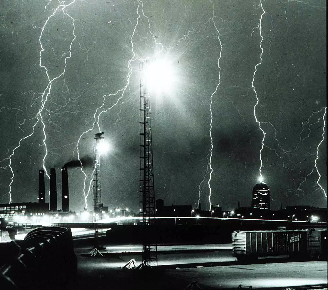 Dieses Schwarz-Weiß-Foto zeigt ein Gewitter über Boston, circa 1967.