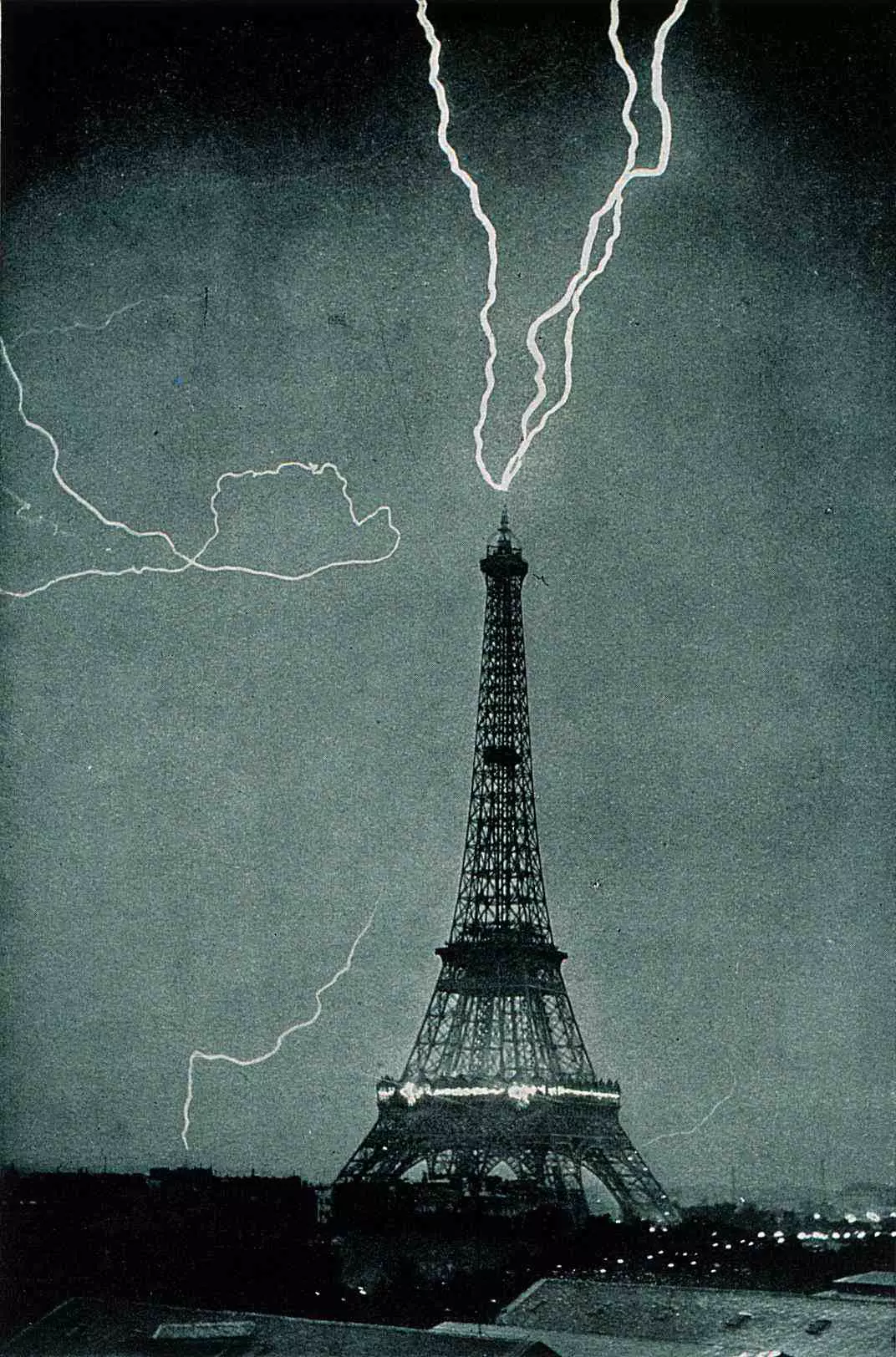 Weerlig tref die Eiffeltoring, Parys, Frankryk.
