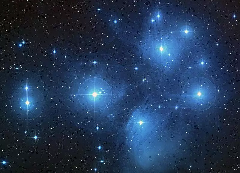 Lesi sithombe se-Pleiades sibonisa ngokucacile i-nebulae yaso.