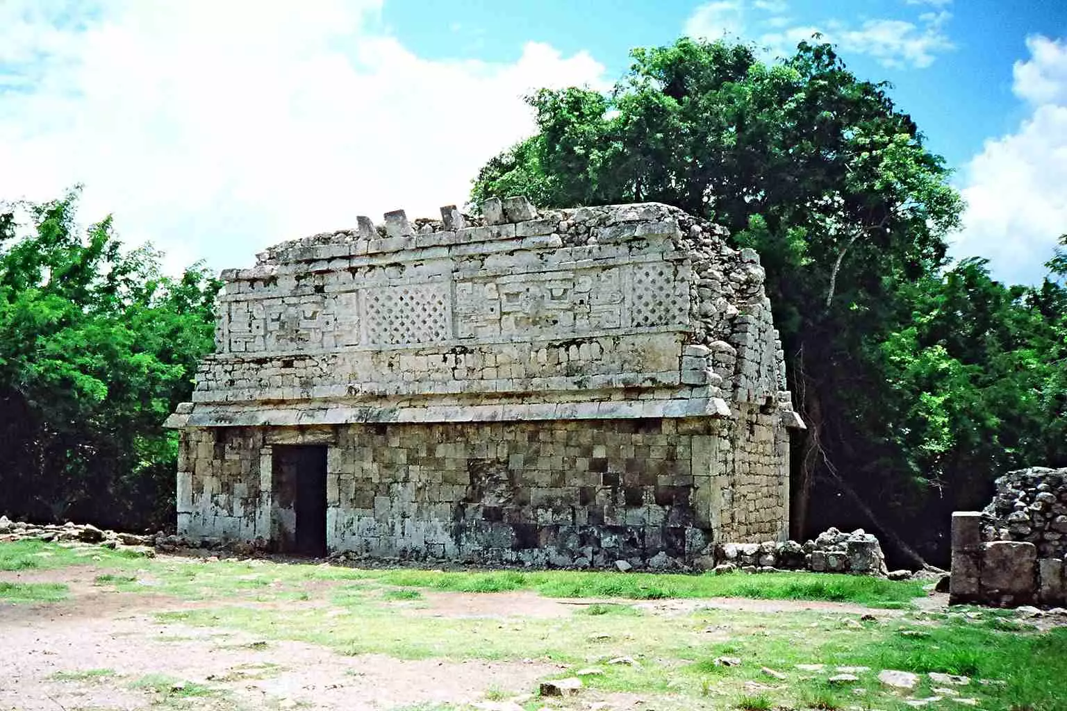 Dobre zachovaný mayský dom v štýle Puuc v Chichén Itzá