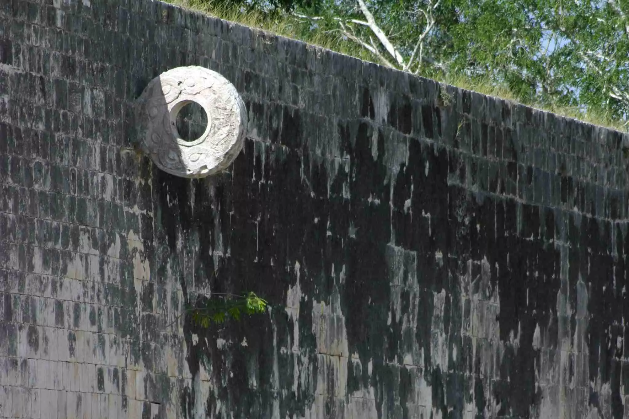 Разьбяны каменны пярсцёнак, частка гульні ў мяч майя