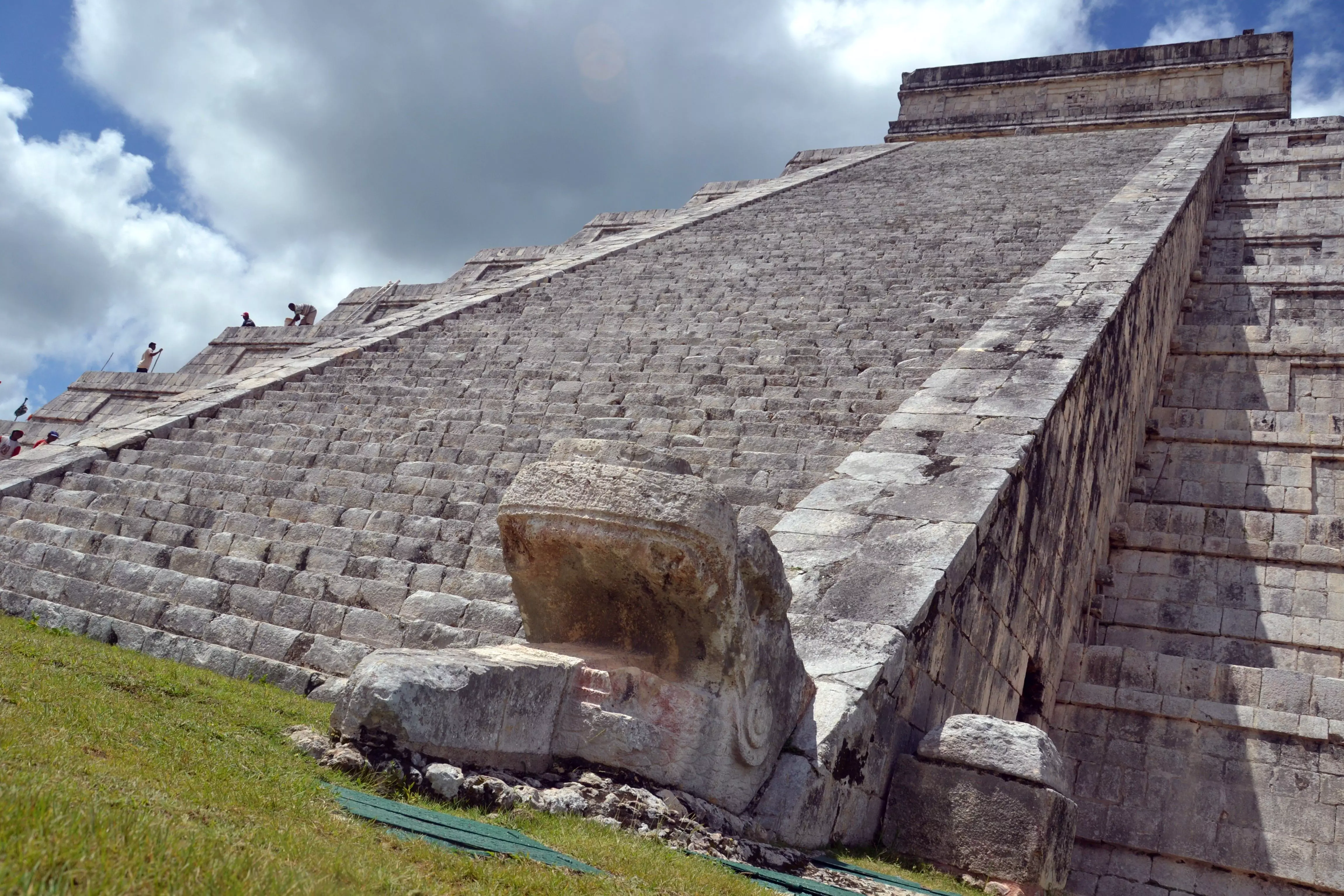 El Castillo (Kukulcan) bere eskailera enblematikoen behealdetik begira