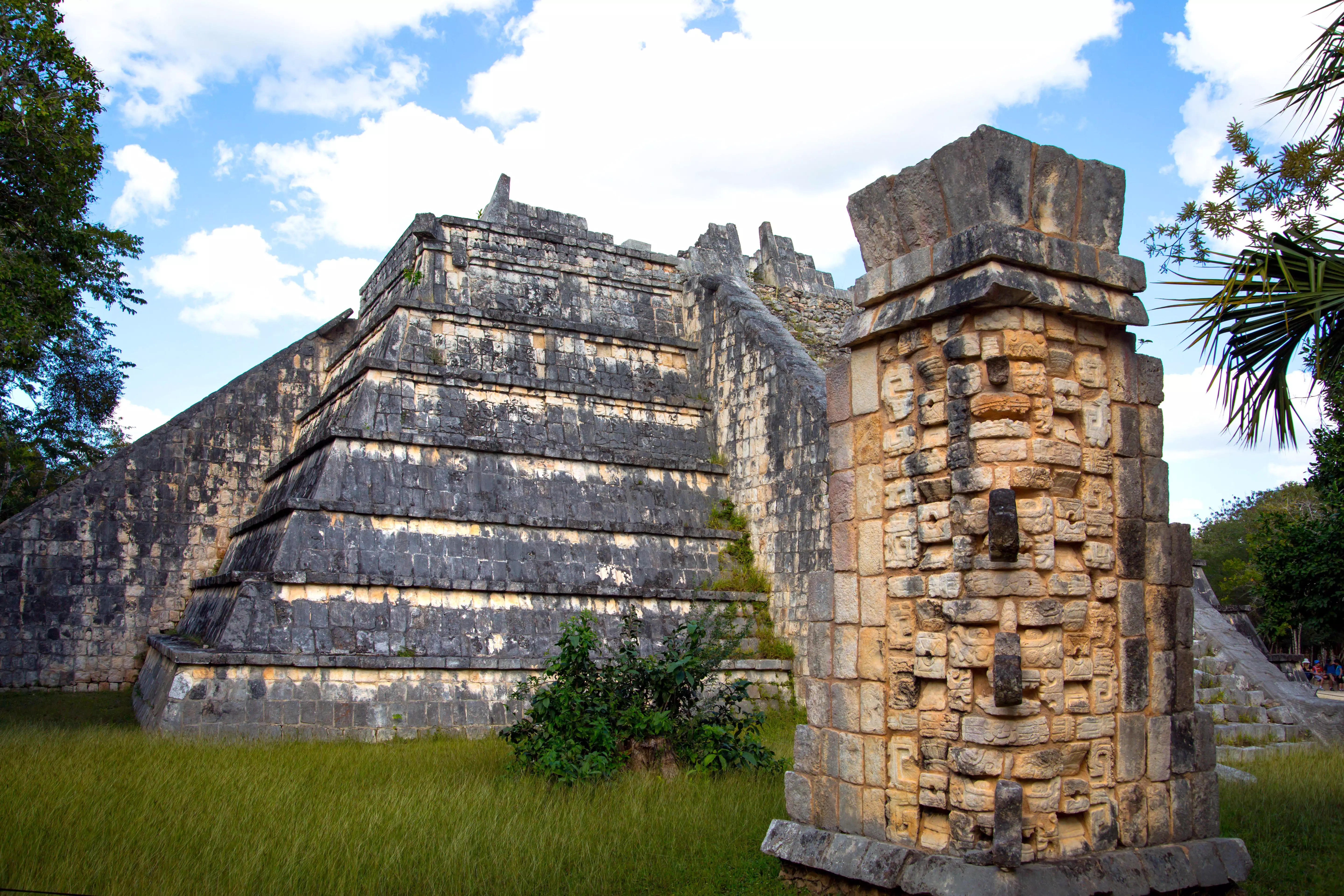 メキシコ、ユカタン州チチェンイツァのマヤ遺跡にあるピラミッドと記念碑である大祭司の墓