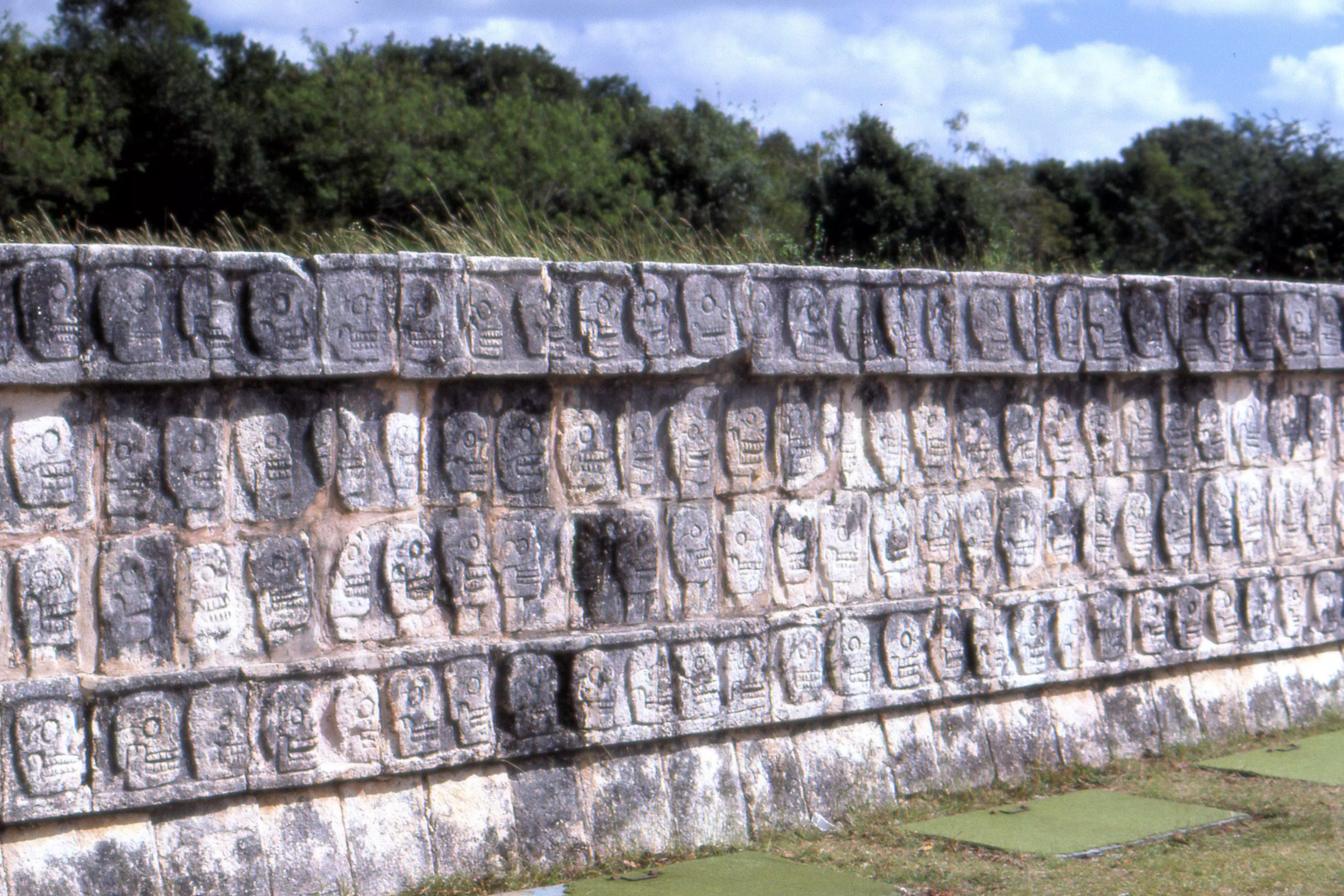 Kaukolių siena (Tzompantli) Chichen Itzá mieste, Meksikoje