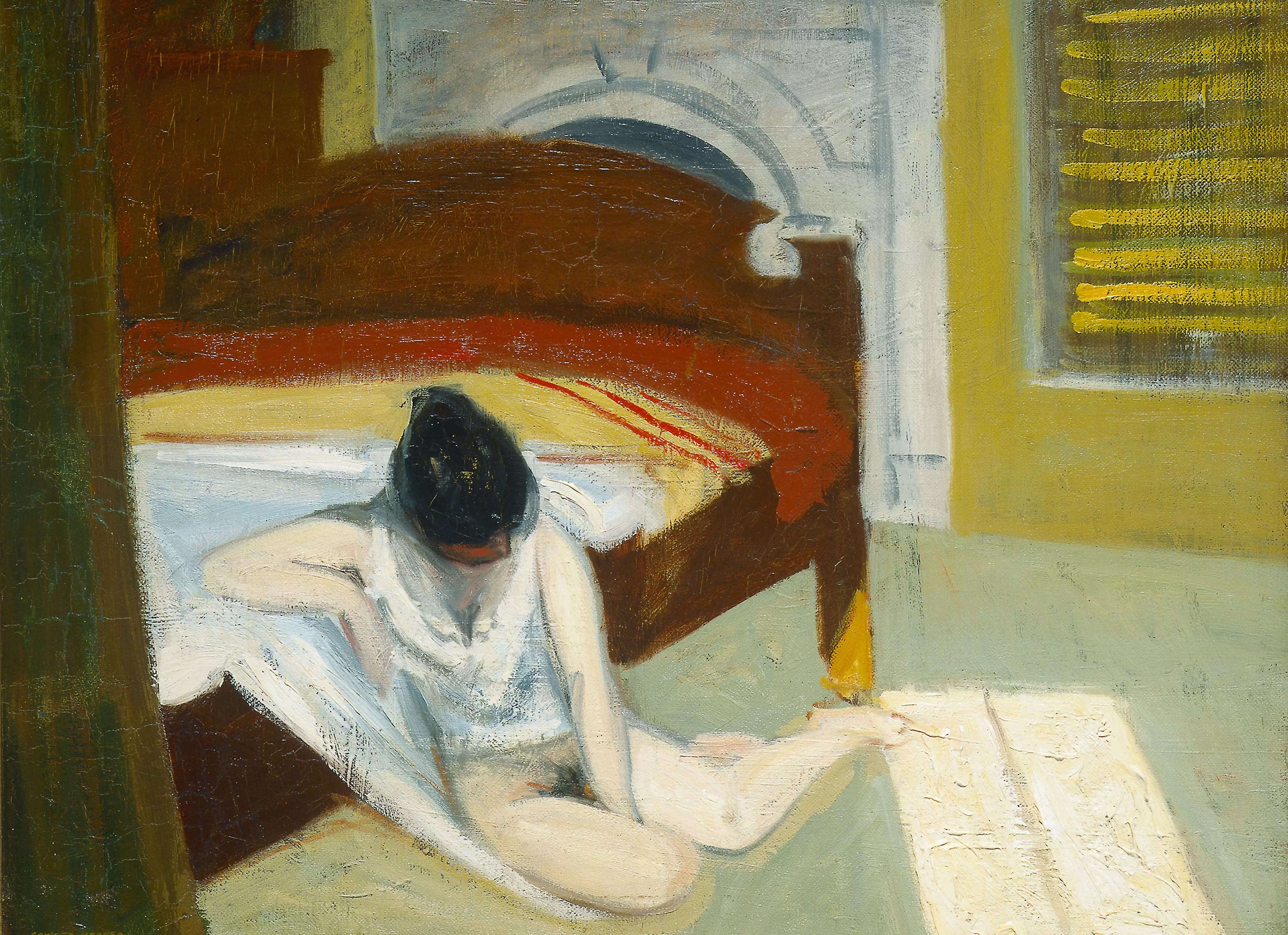 Junge Frau sitzt halbnackt auf dem Boden neben einem Bett in einem abgedunkelten Raum.