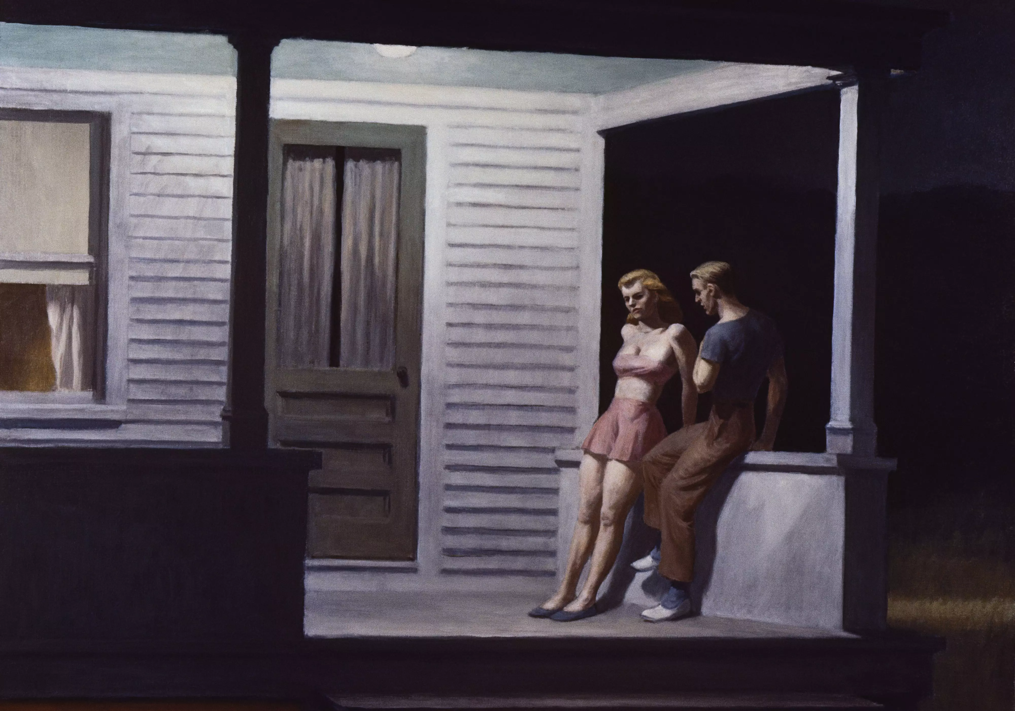 Ung mann og kvinne faller trist ned under et verandalys på et landsted på en mørk natt