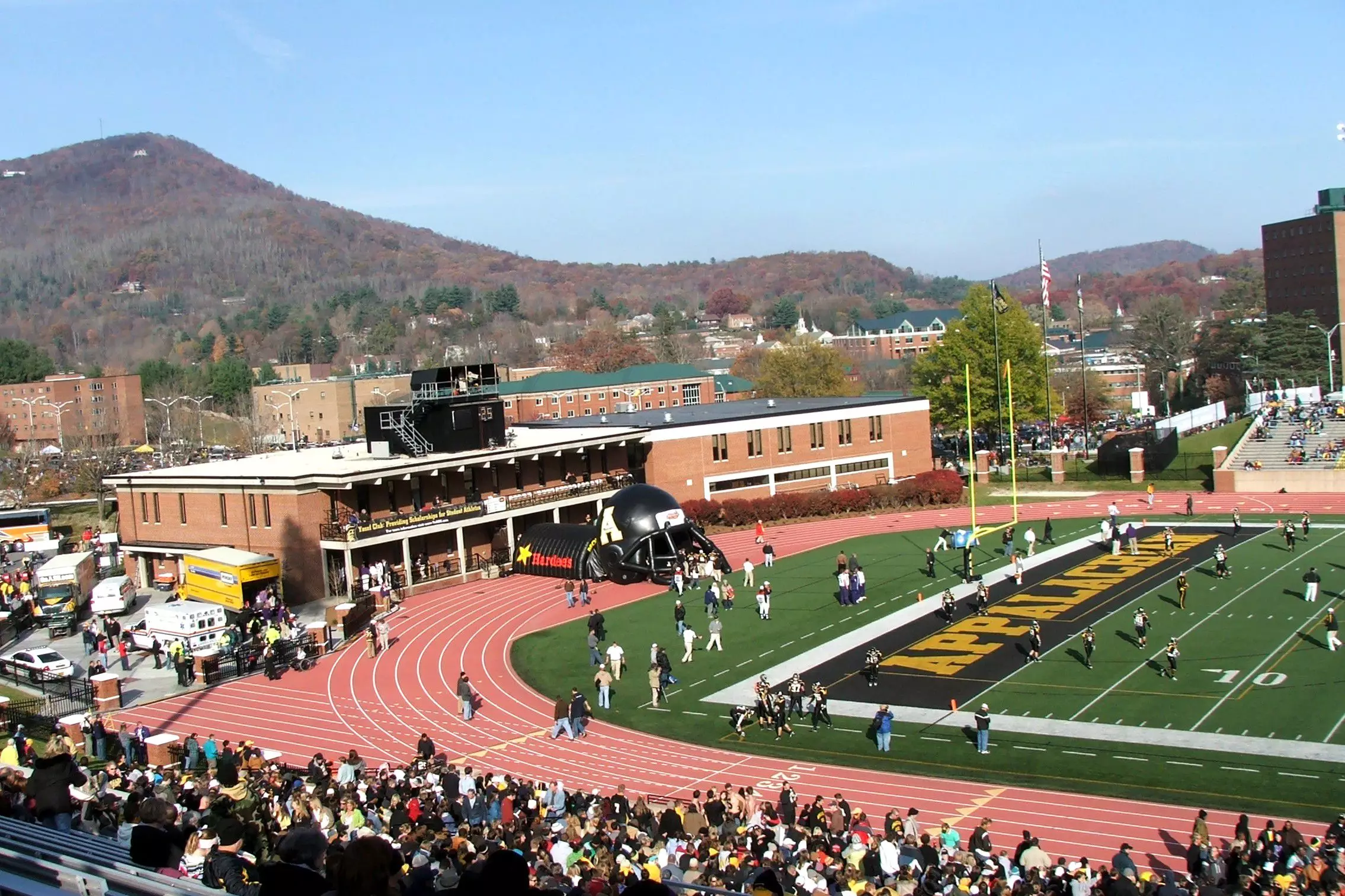 Inne i Appalachian State's Kidd Brewer Stadium mot en bergig bakgrund