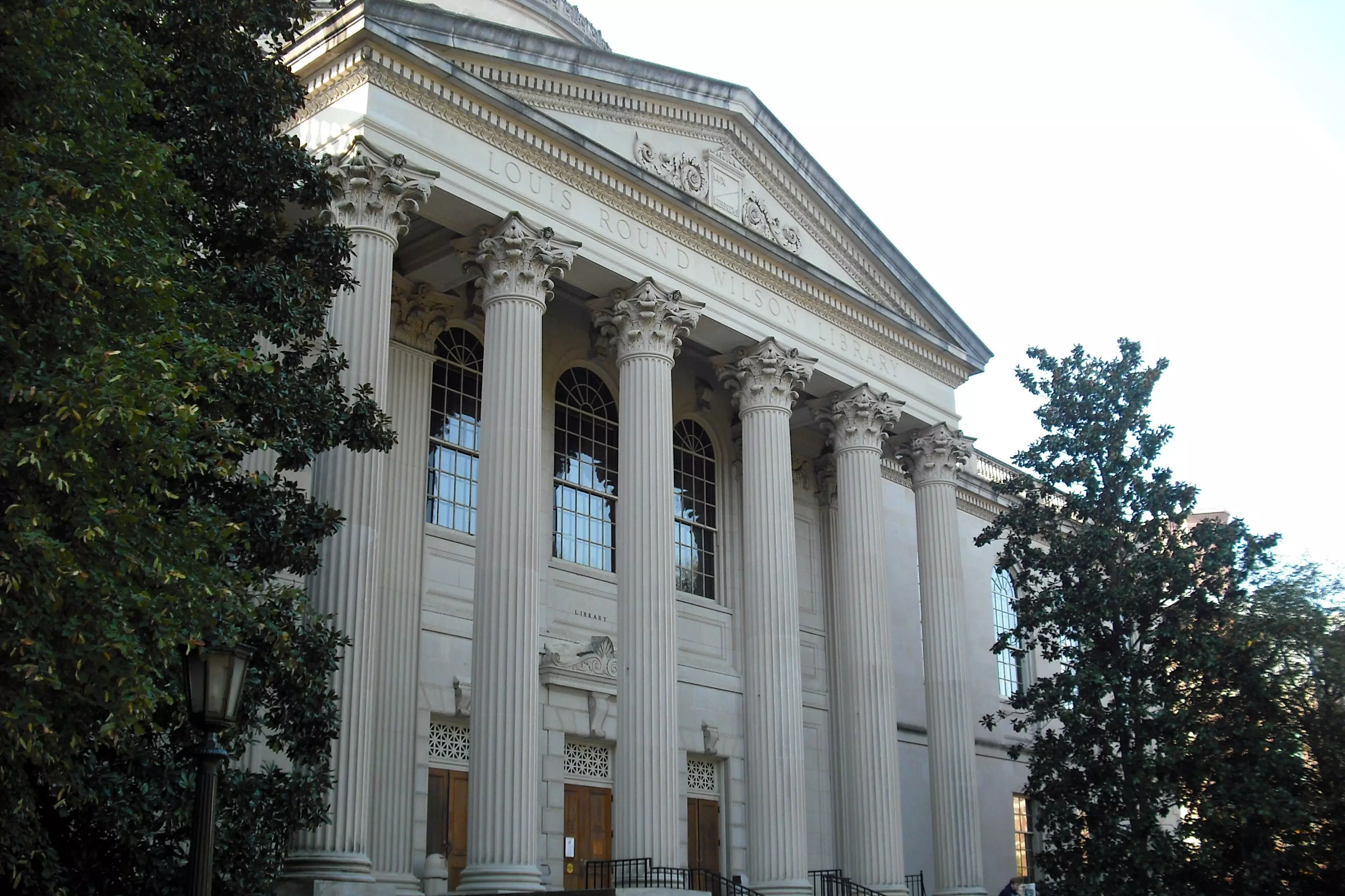 UNC Chapel Hill'deki Louis Round Wilson Kütüphanesi'nin önündeki neoklasik sütunlar