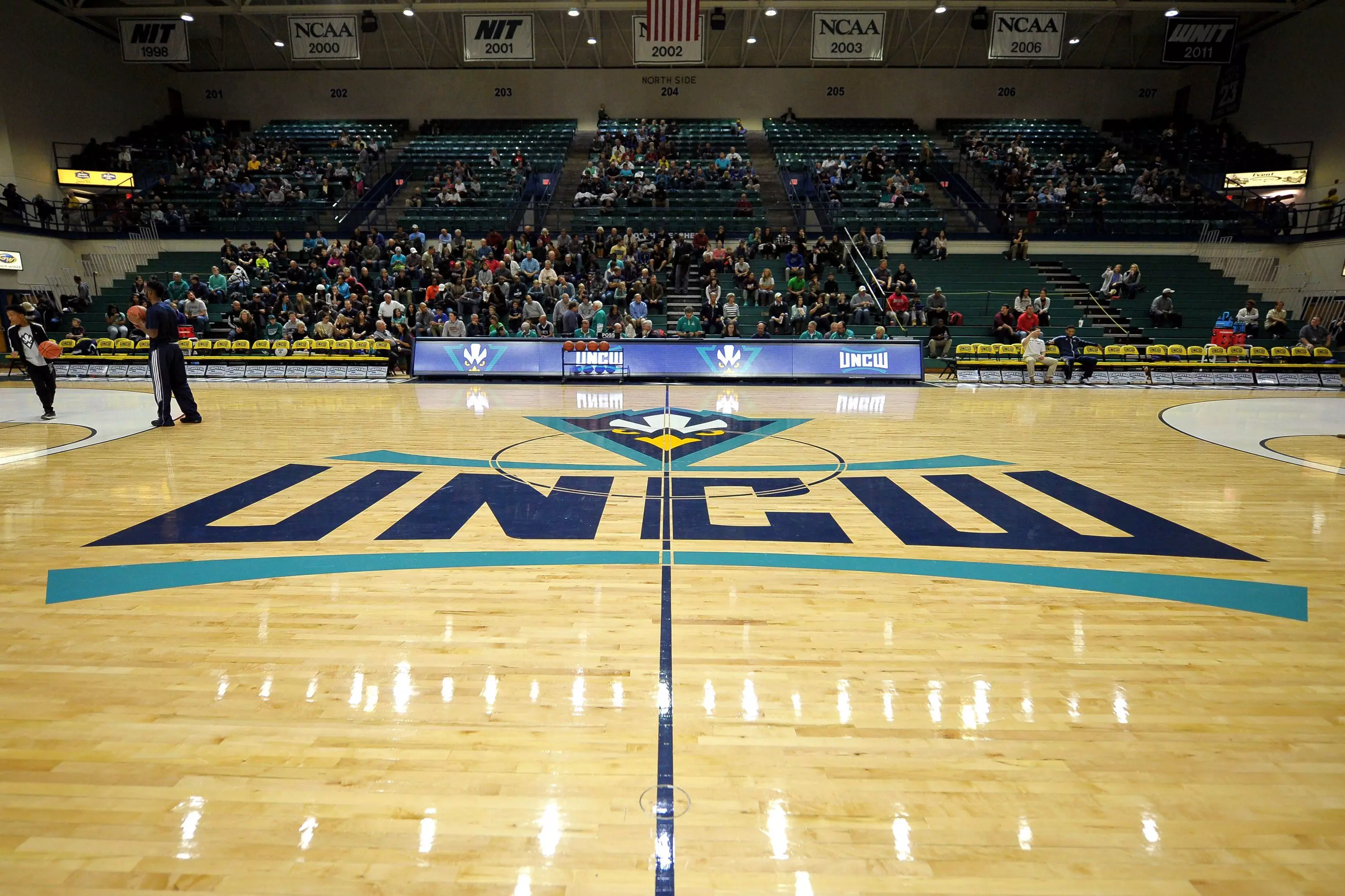 Logo UNCW Seahawks na dziedzińcu Trask Coliseum