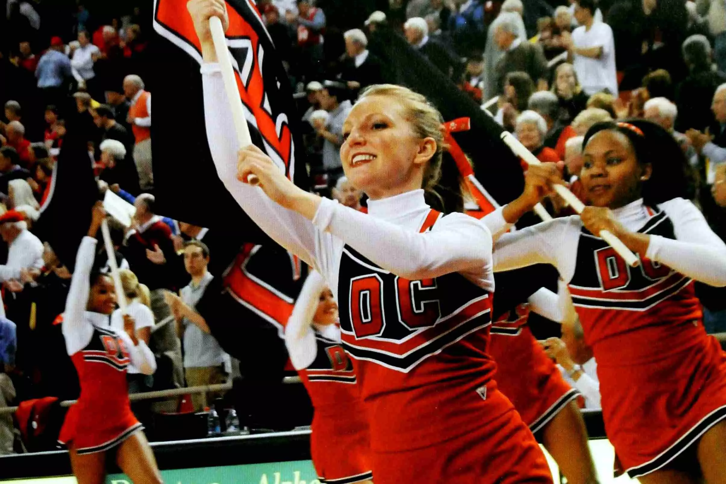 Cheerleaderki z Davidson College wykonują chorągiewkę