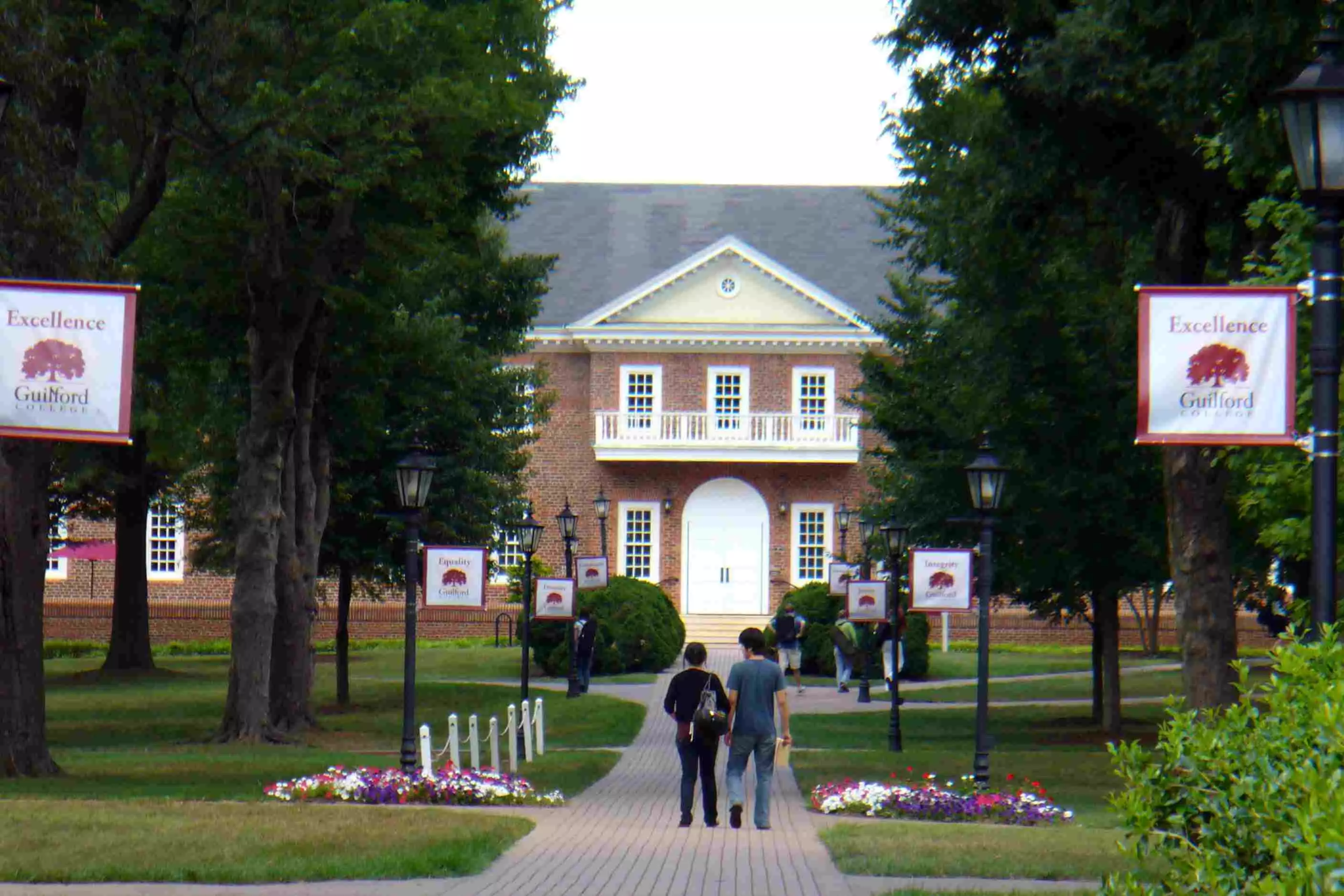 Två studenter på tegelgången genom Guilford College i sydöstra USA