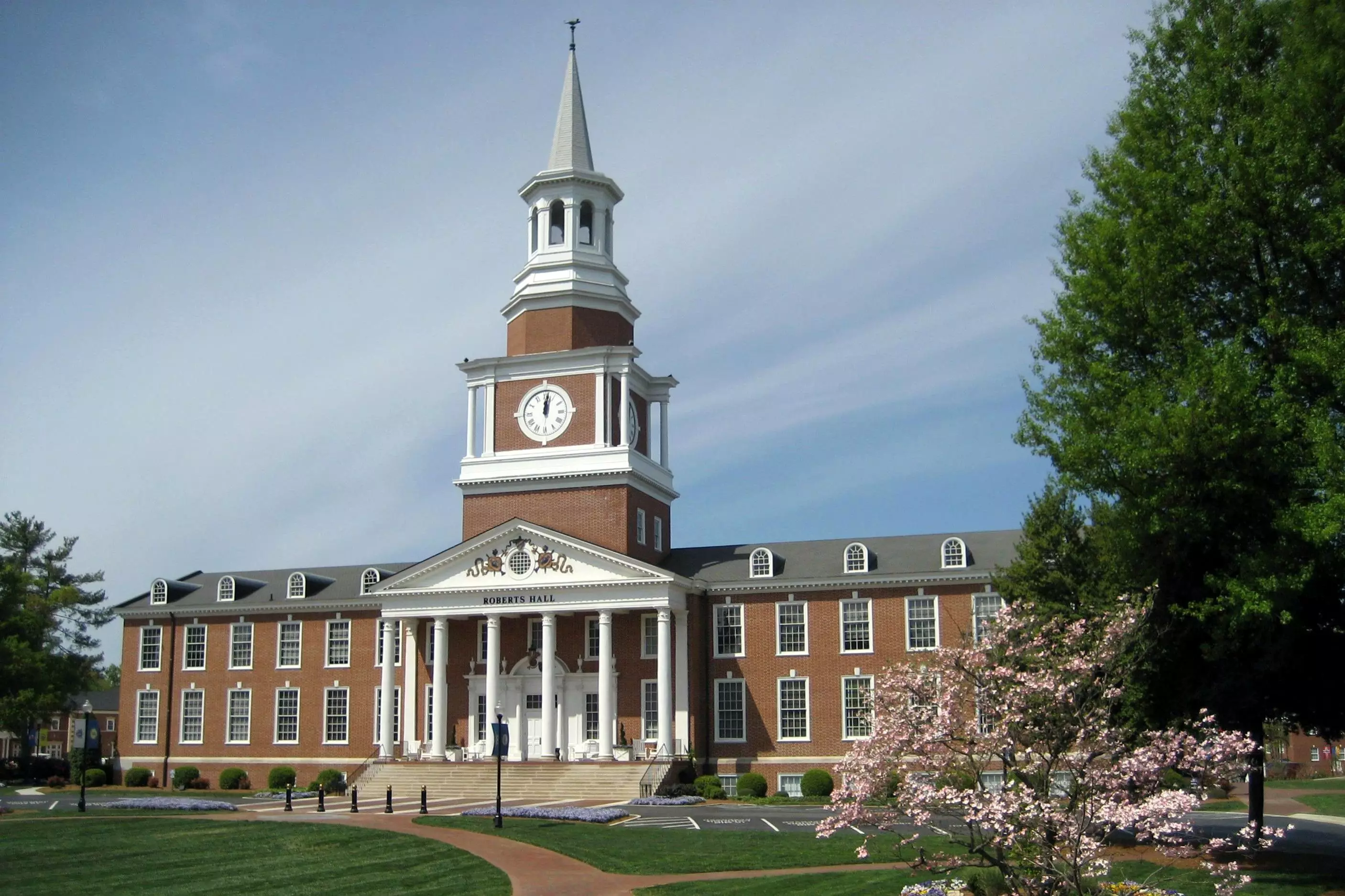 High Point Üniversitesi'ndeki Roberts Hall çan kulesi saat kulesi