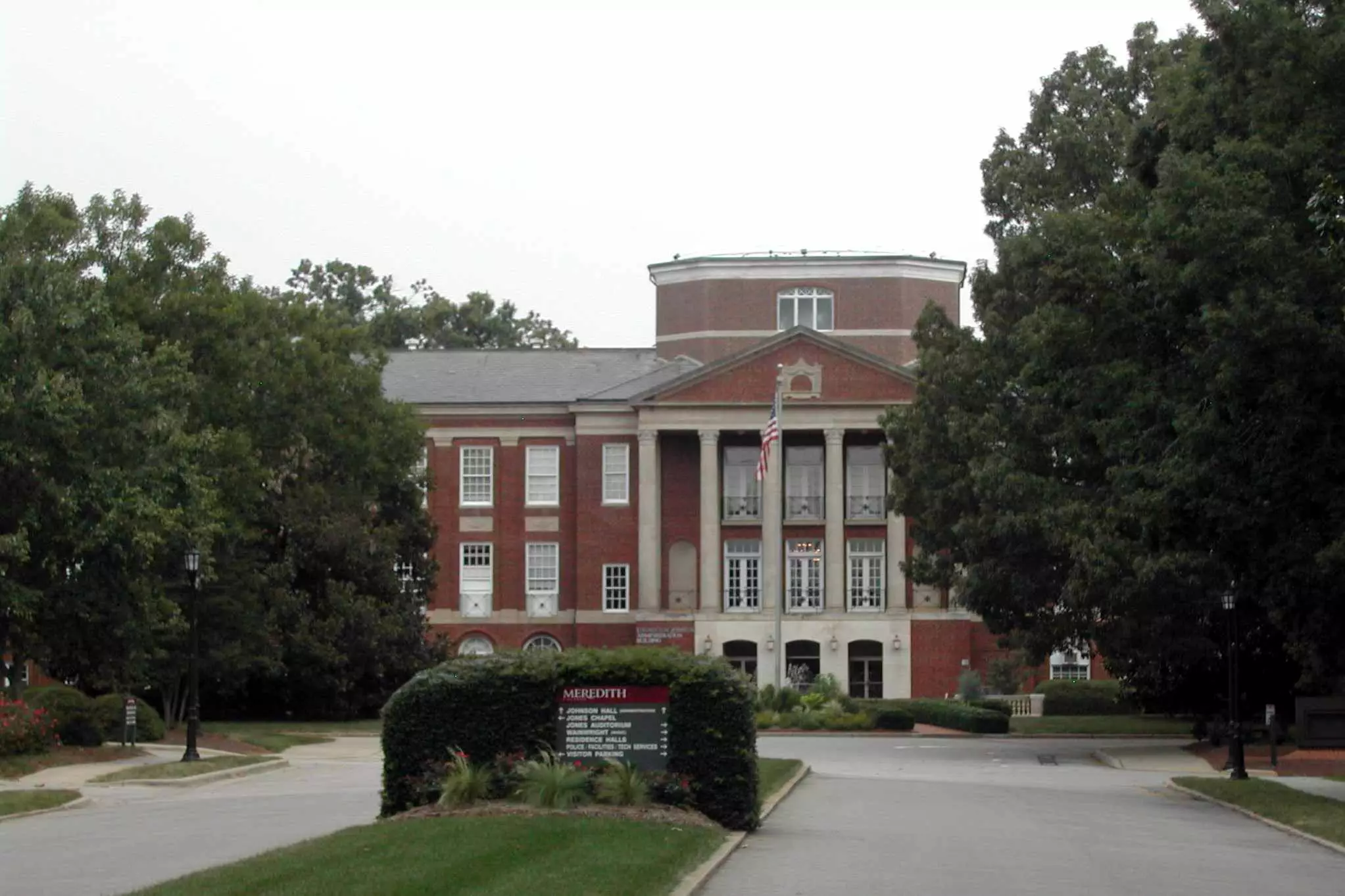 Johnson Hall, som hilser alle, der kommer ind fra Hillsborough Street-indgangen til Meredith College