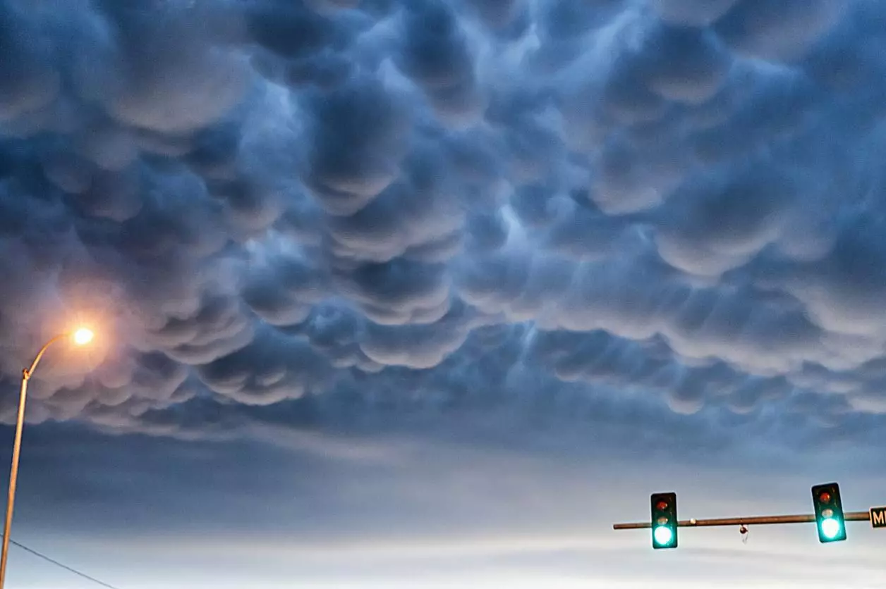 Chmury Mammatus nad sygnalizacją świetlną.