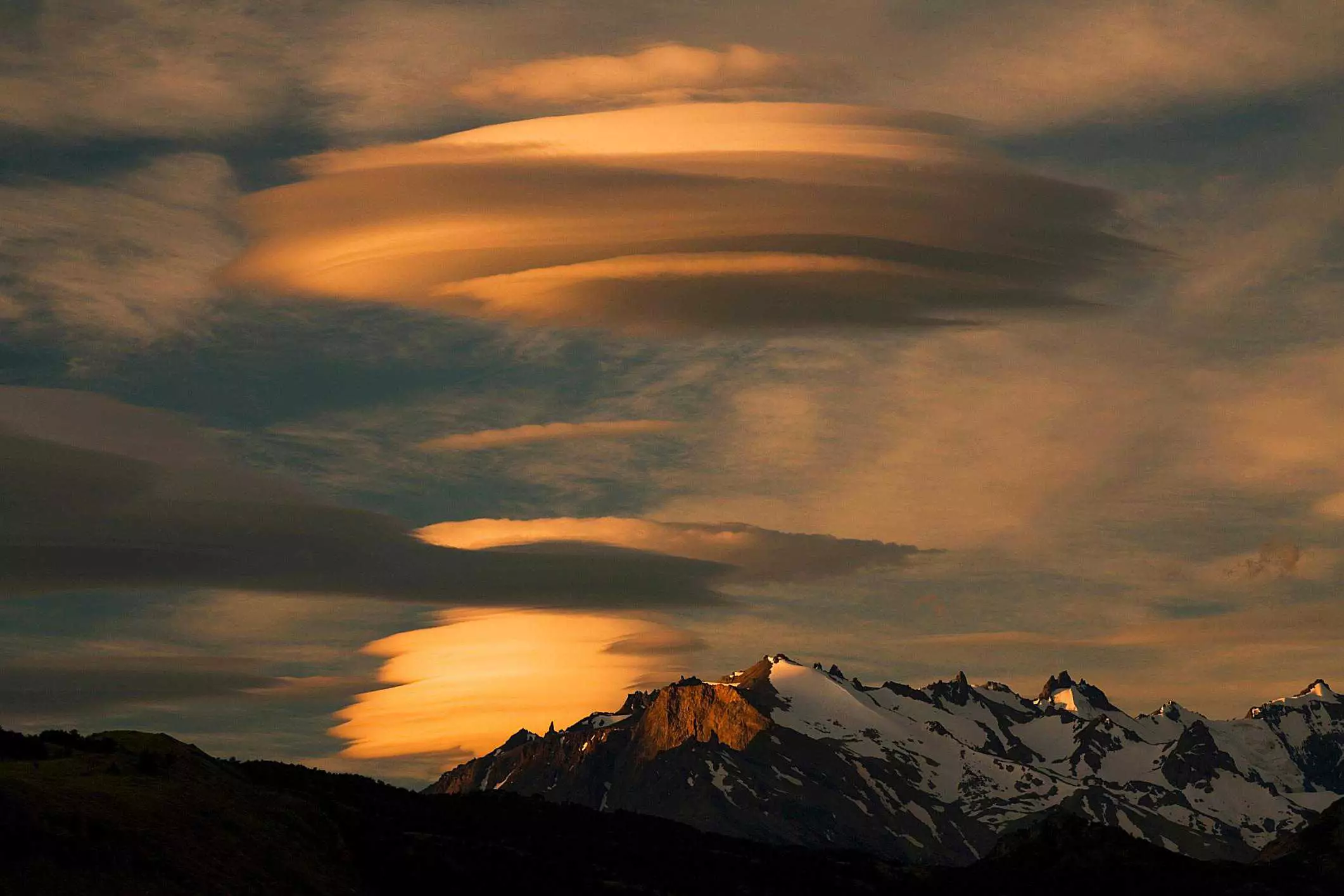 Lensvormige wolke oor die Andes-gebergte in El Chalten, Argentinië.