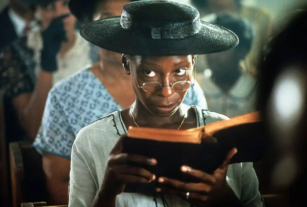 Whoopi Goldberg akuwerenga Baibulo mu The Colour Purple