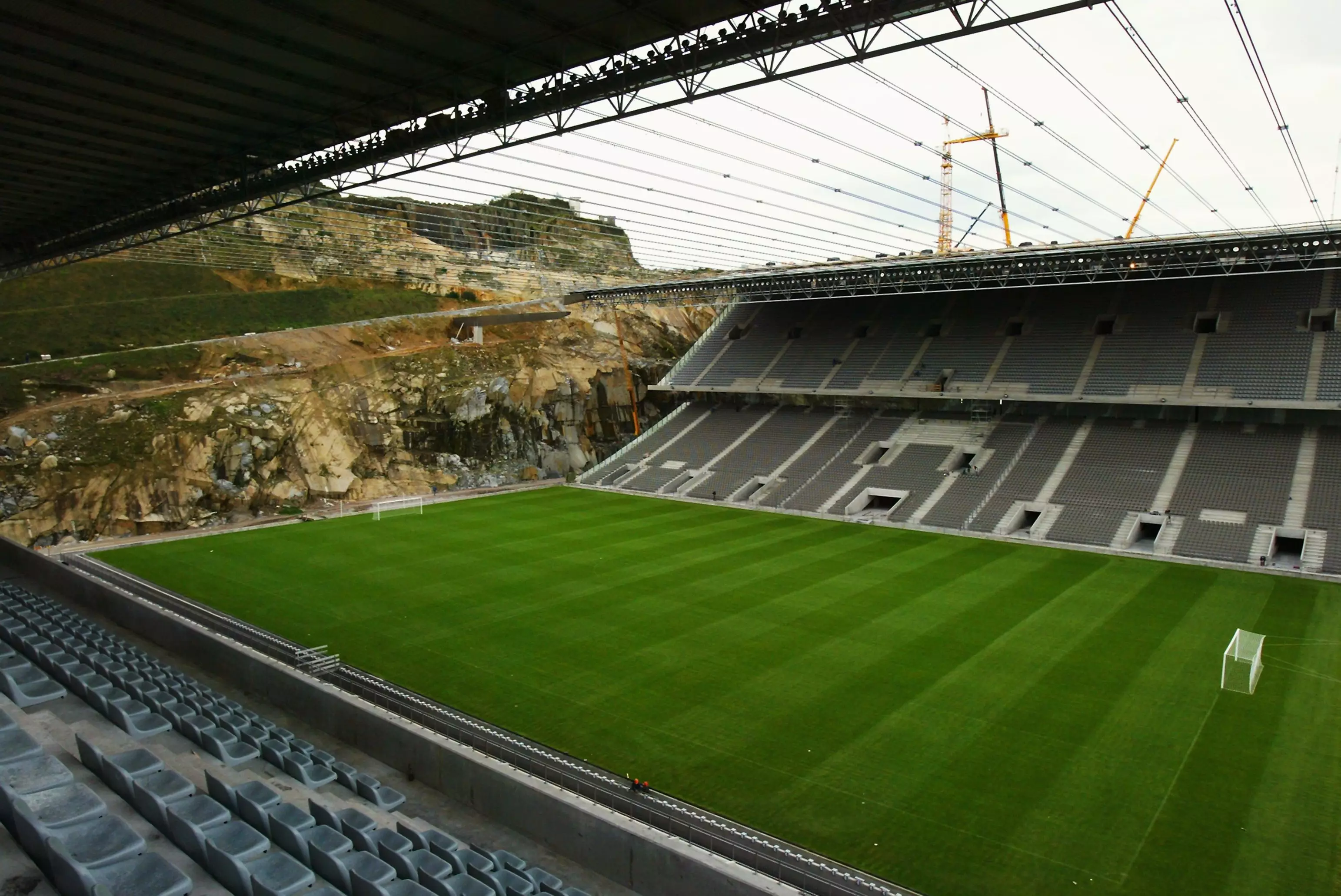 Municipal Stadium Designet av Eduardo Souto de Moura for Braga, Portugal