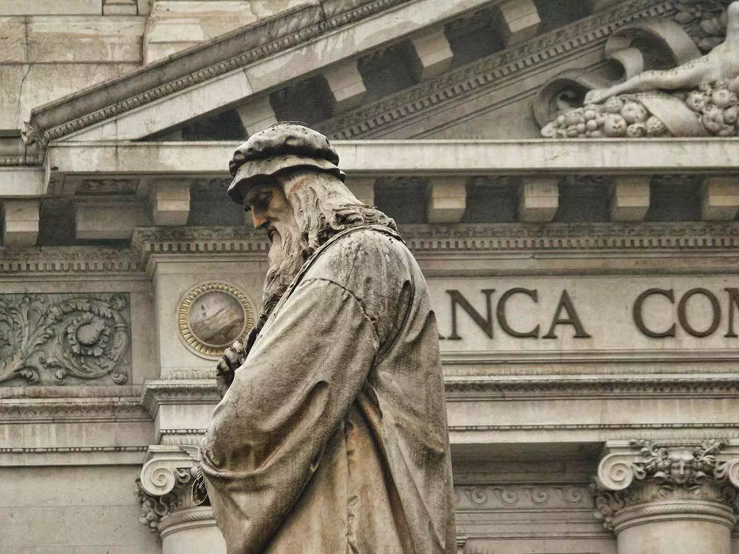 פסל לאונרדו דה וינצ'י בכיכר סקאלה במילאנו, איטליה