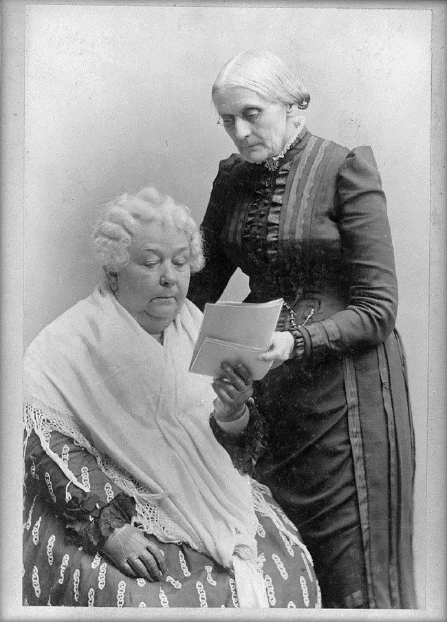 Elizabeth Cady Stanton (istuu) ja Susan B. Anthony. Kuva noin 1880-1902.