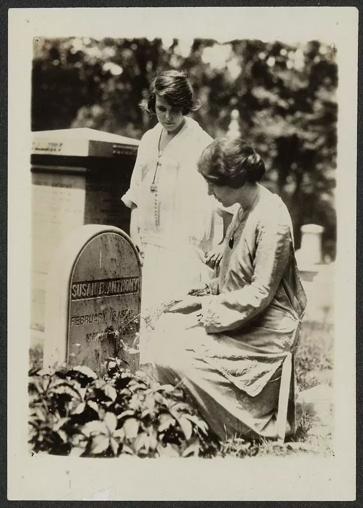 Anita Pollitzer ac Alice Paul yn safle bedd Susan B. Anthony, Gorffennaf 19-23, Rochester, N.Y.