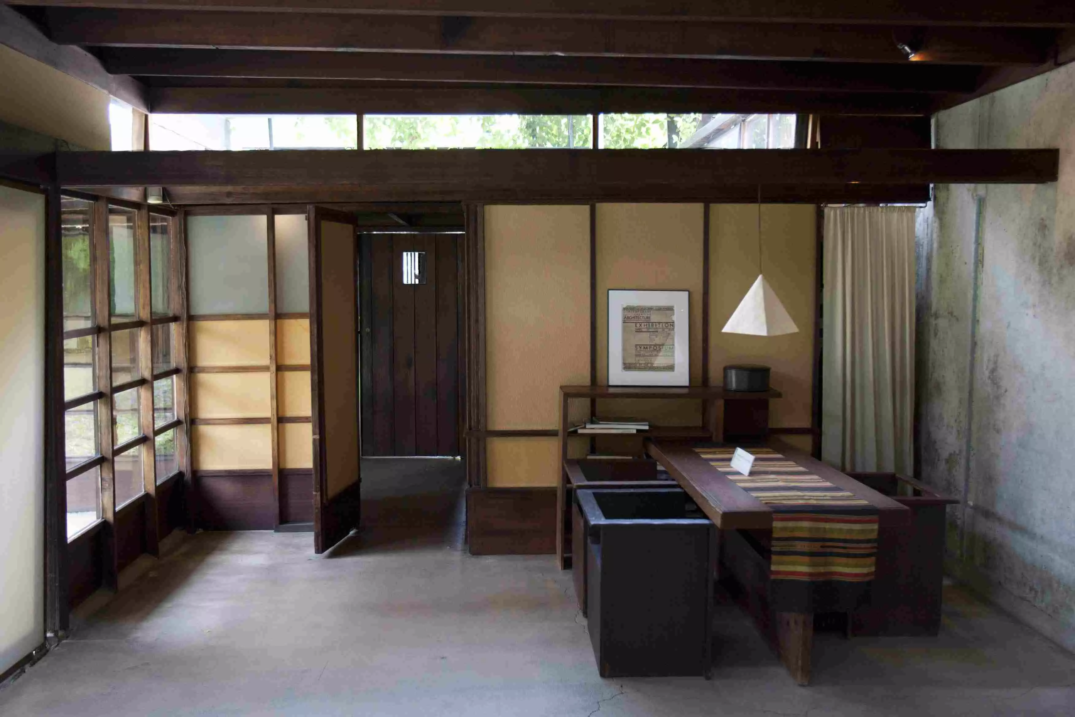 Væg af vinduer og clerestory-vinduer lyser indvendigt rum i Schindler House fra 1922 i Los Angeles, Californien