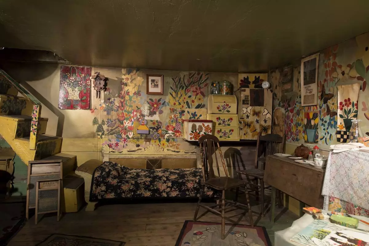 Interior rumah Maud Lewis yang dicat, seperti yang dilestarikan di Galeri Seni Nova Scotia.