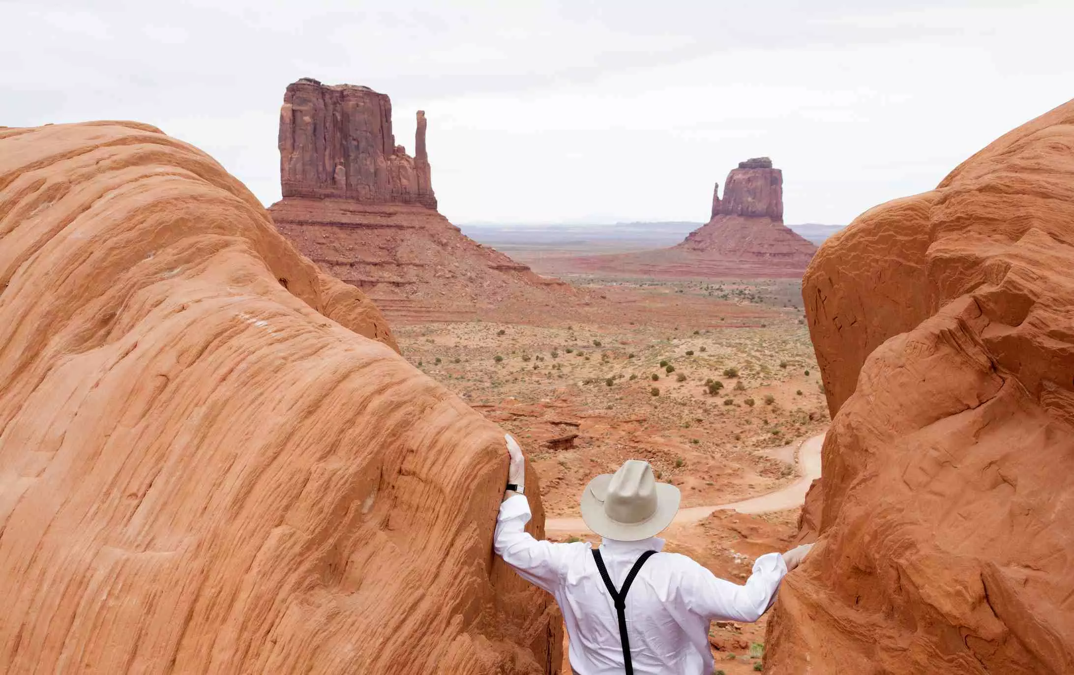 Monument Valley, homme profitant de la vue sur le parc tribal Navajo