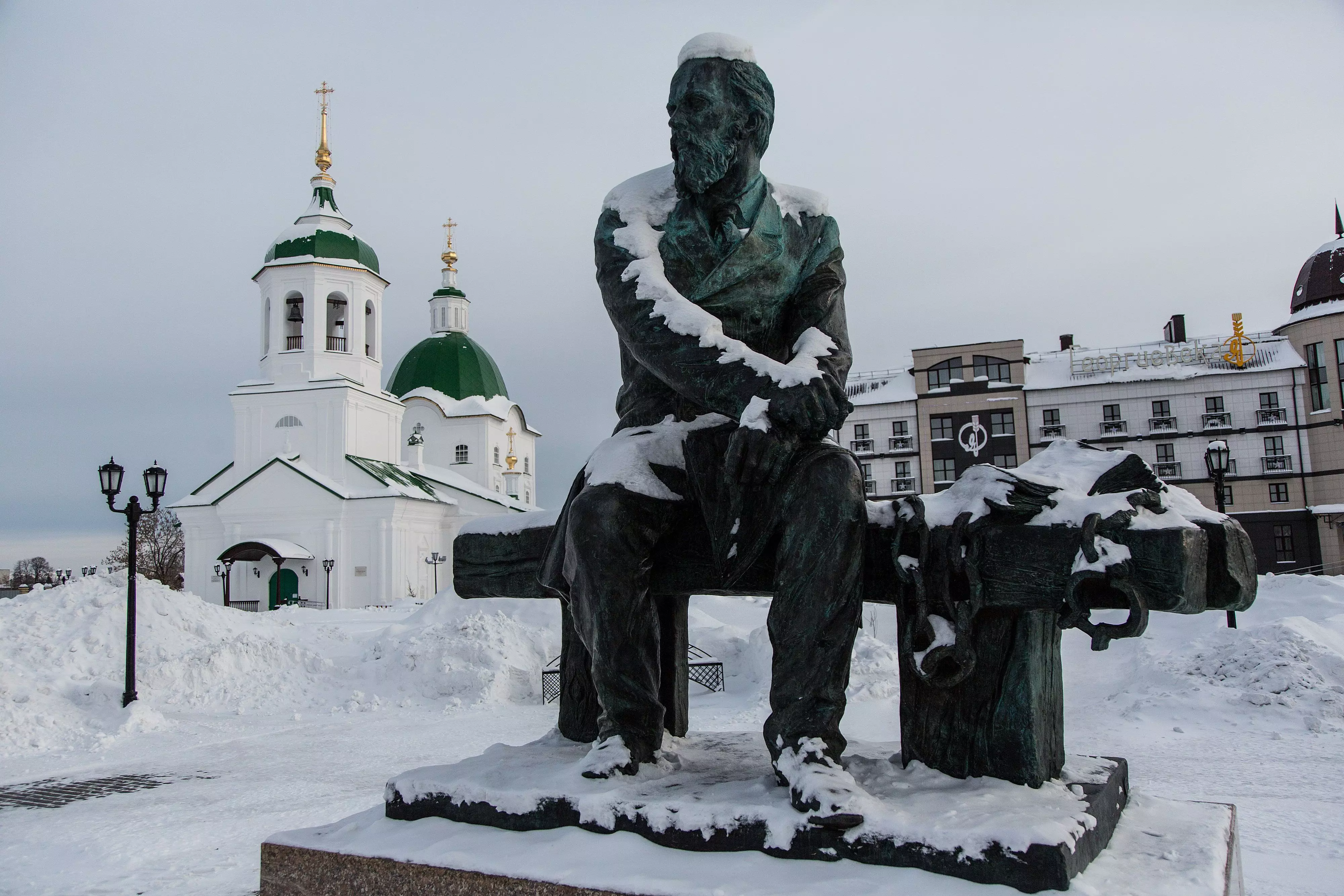 نصب تذكاري لفيودور دوستويفسكي في تولبولسك ، سيبيريا ، حيث تم سجنه ذات مرة.