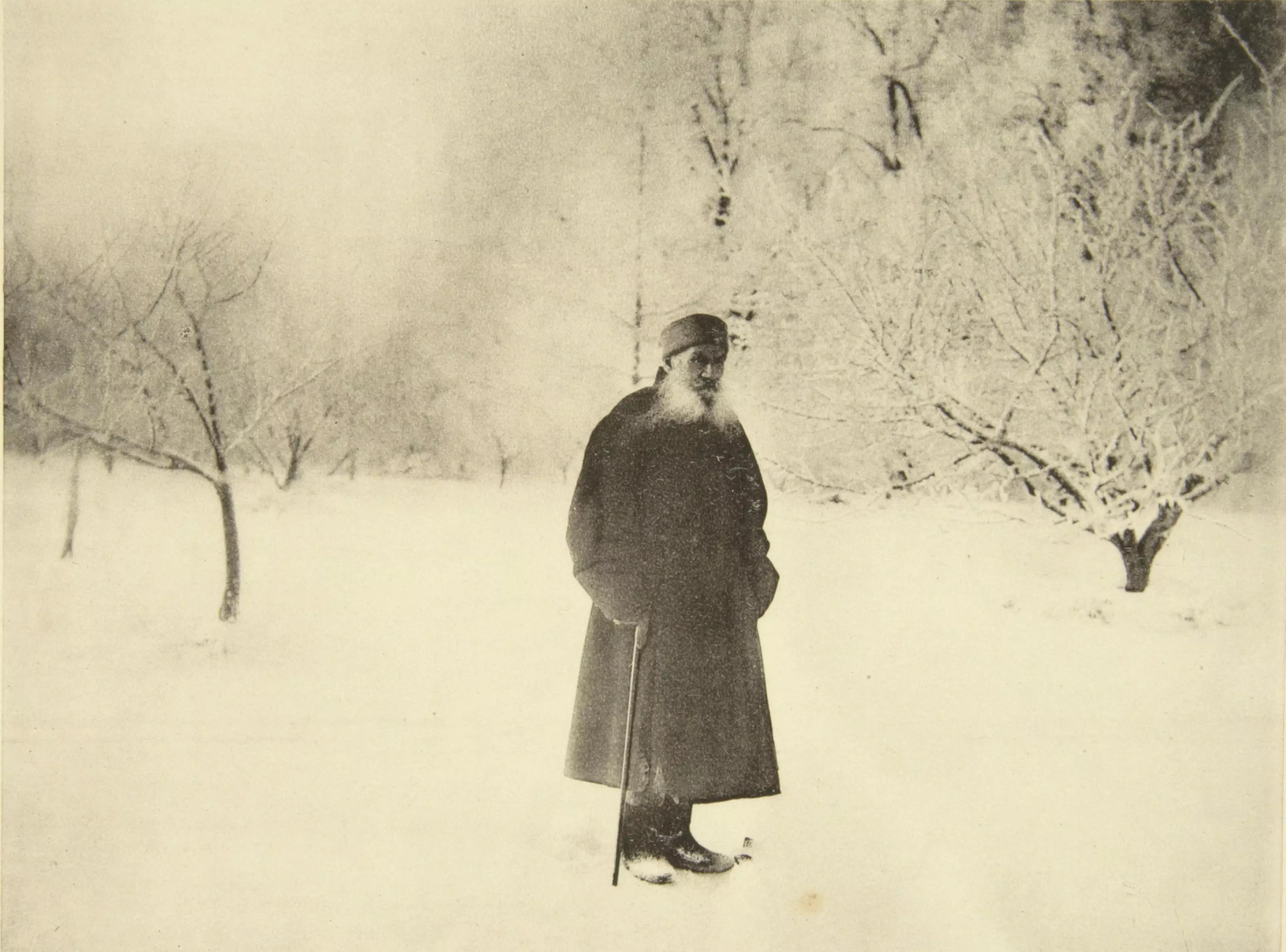 Autor ruso León Tolstoi dando un paseo de invierno, 1900. Artista: Sophia Tolstaya