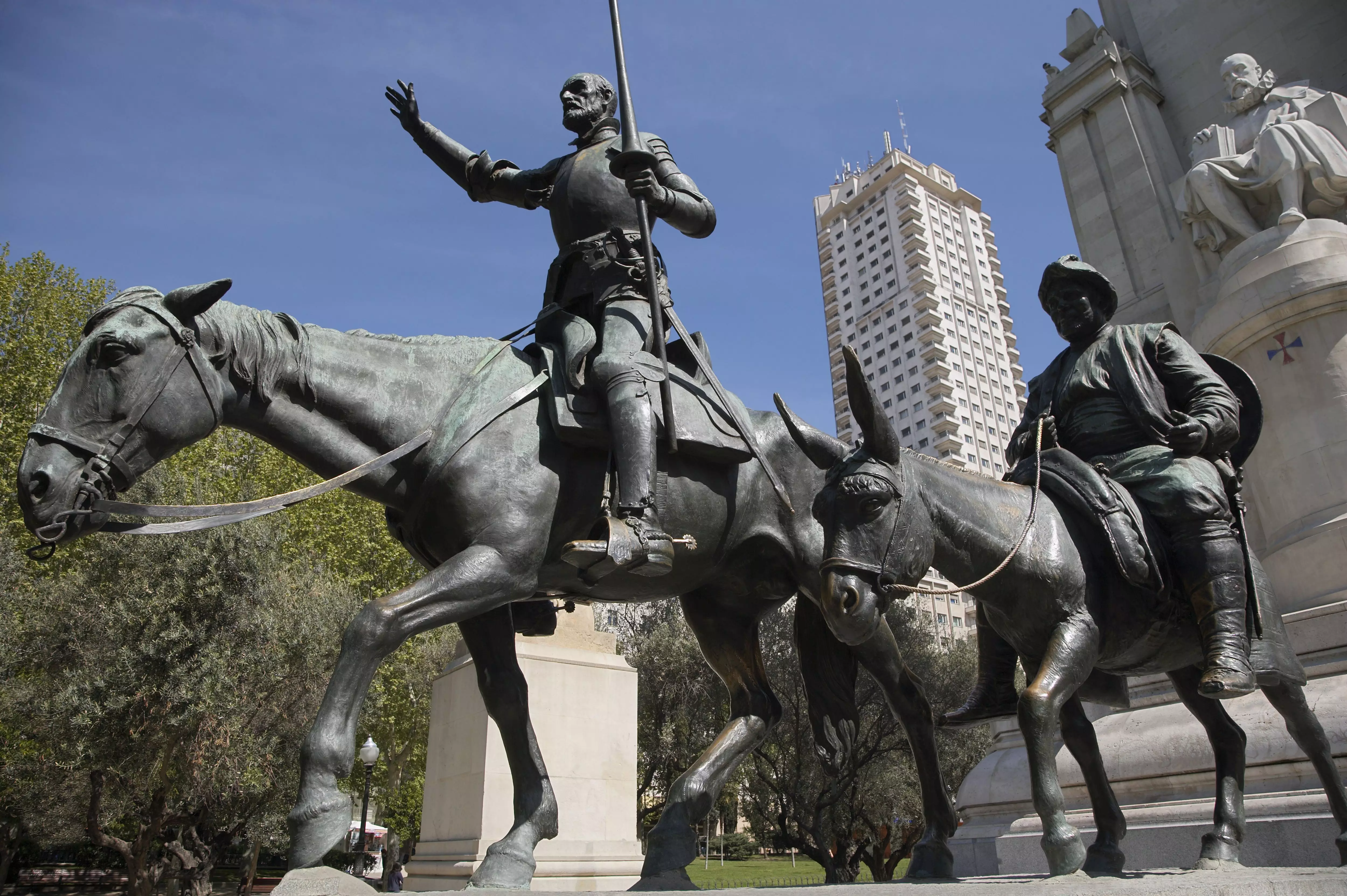Статуи Сервантеса, Дон Кихота и Санчо Пансы, вид под низким углом
