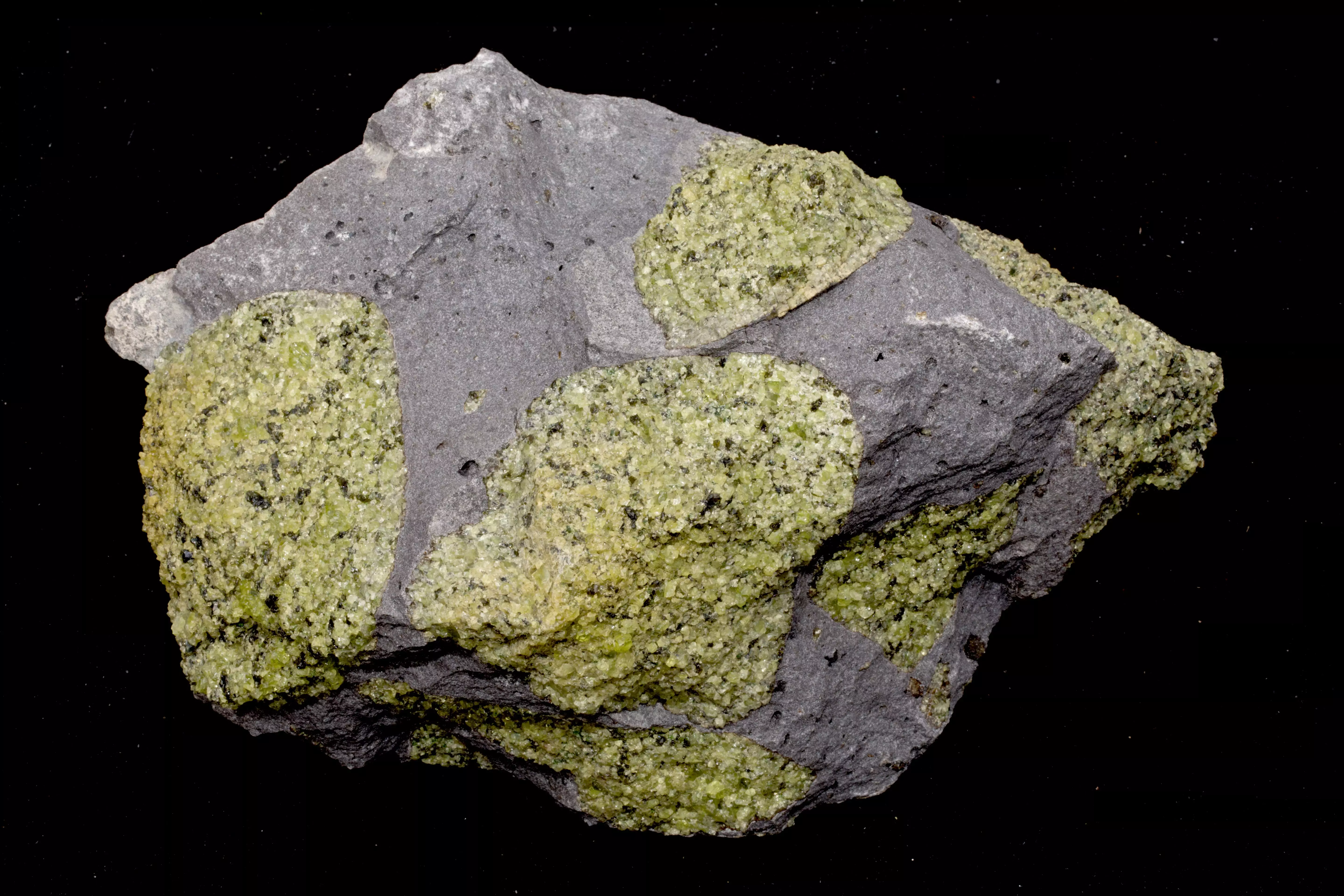 Một mẫu đá olivin từ lớp phủ trên được trộn với pyroxen được vận chuyển trong dòng chảy bazan
