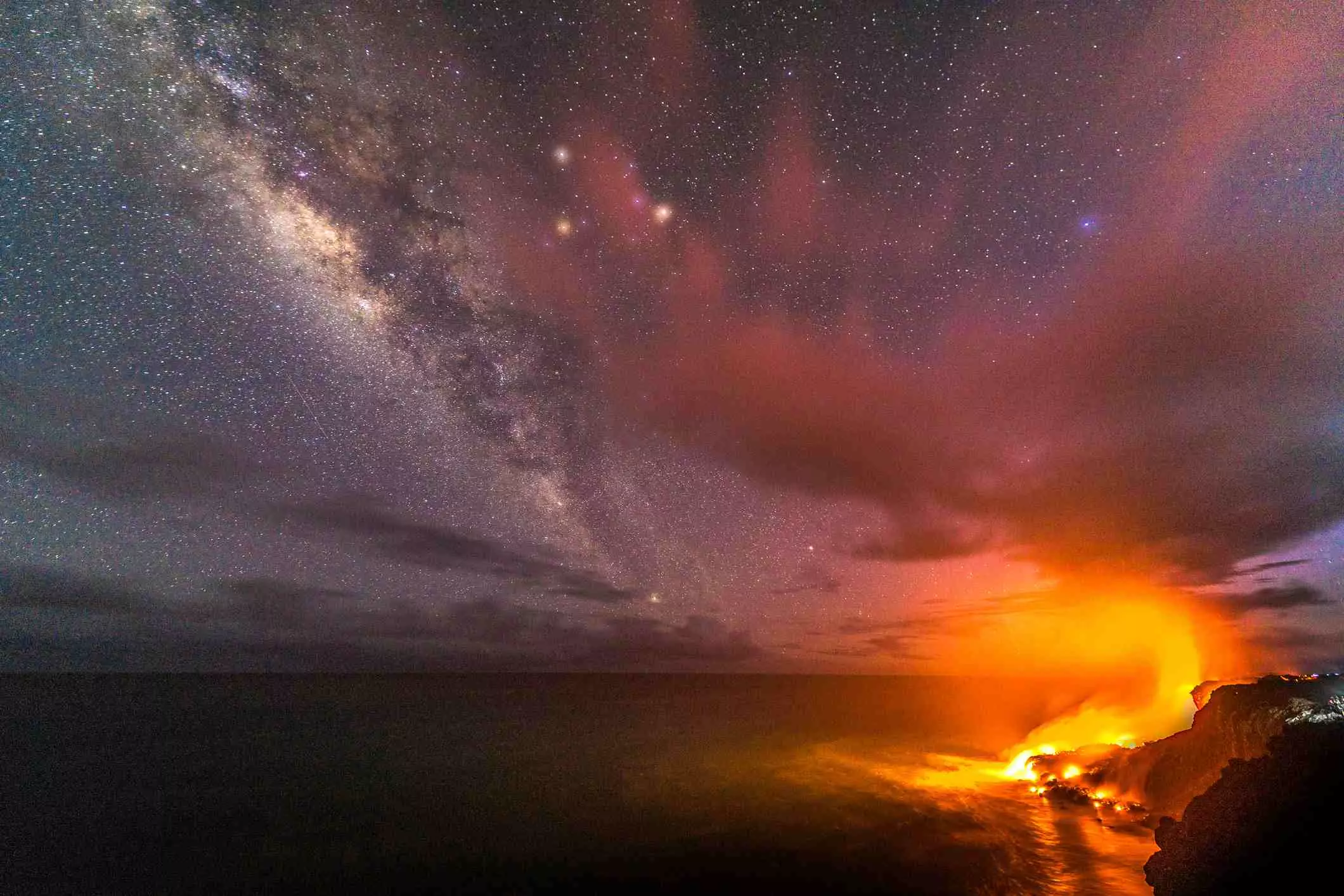 دود کردن گدازه در Kilauea، ساحل هاوایی در برابر کهکشان راه شیری