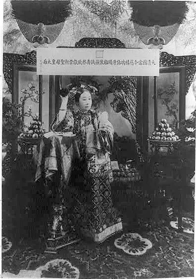 The Empress Dowager Cixi ti China bi aworan nipasẹ oṣere Amẹrika kan