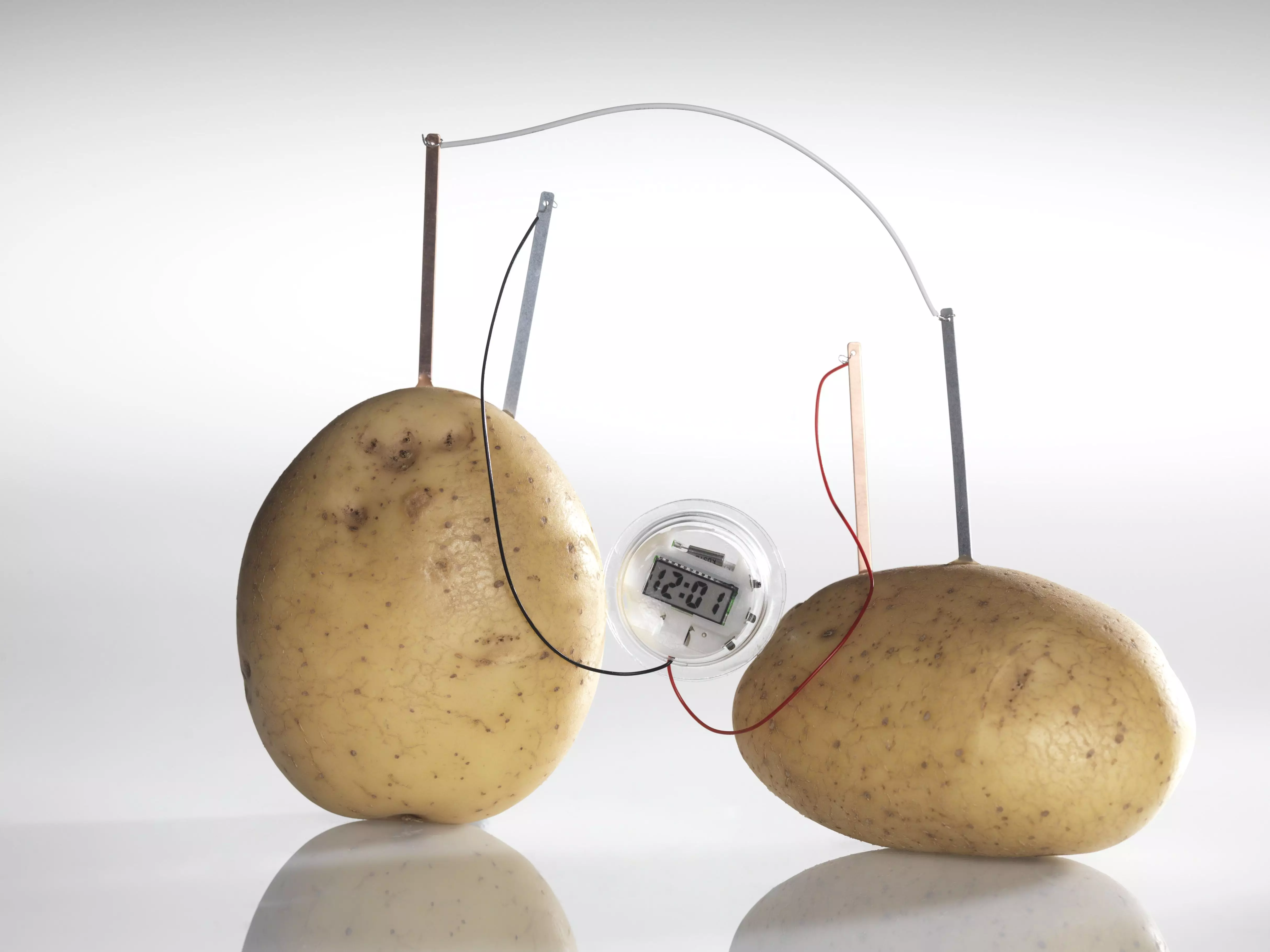 Faire une batterie de pommes de terre pour alimenter une horloge LED