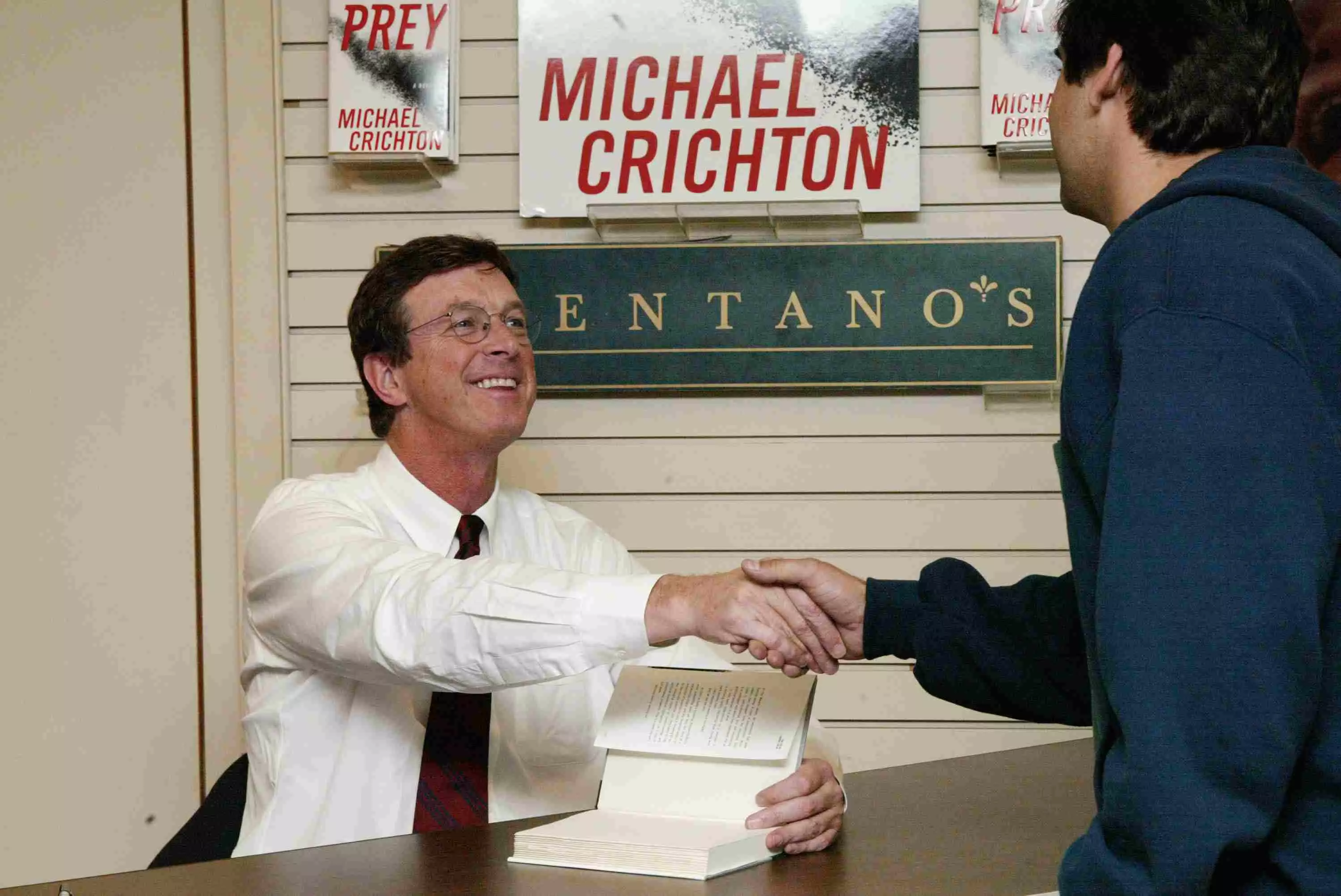 Michael Crichton apertando as mãos na sessão de autógrafos