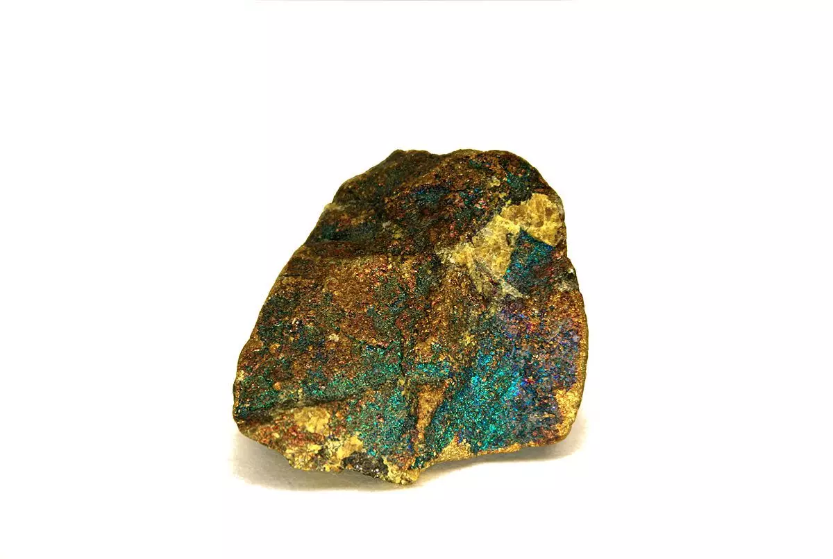 Hunk of bornite ing latar mburi putih.