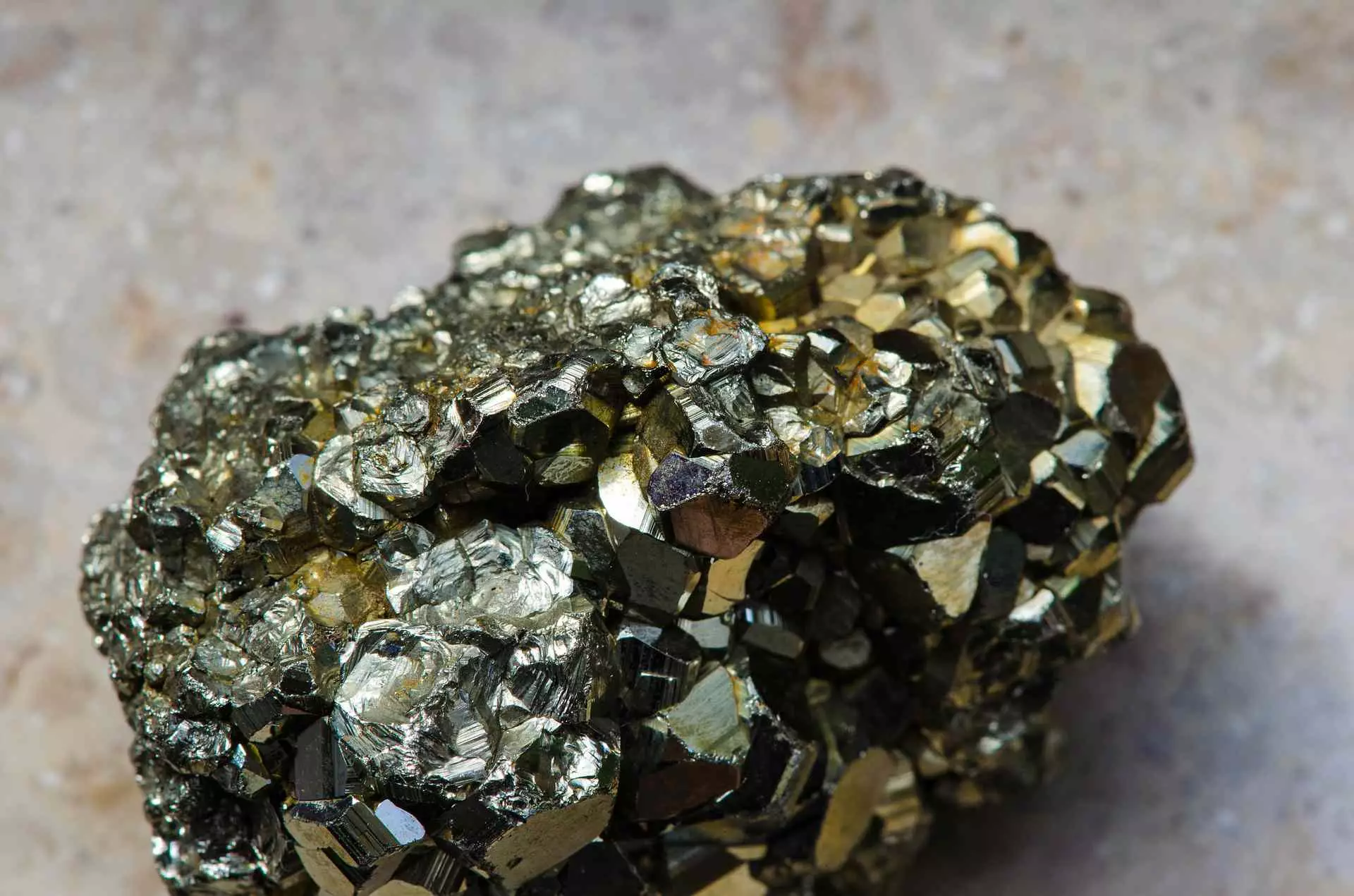 Makintab na tipak ng pyrite sa malapitan.