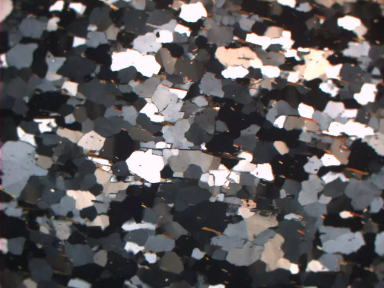 Павялічаны тонкі разрэз кварцыту адлюстроўвае яго мінералогію.