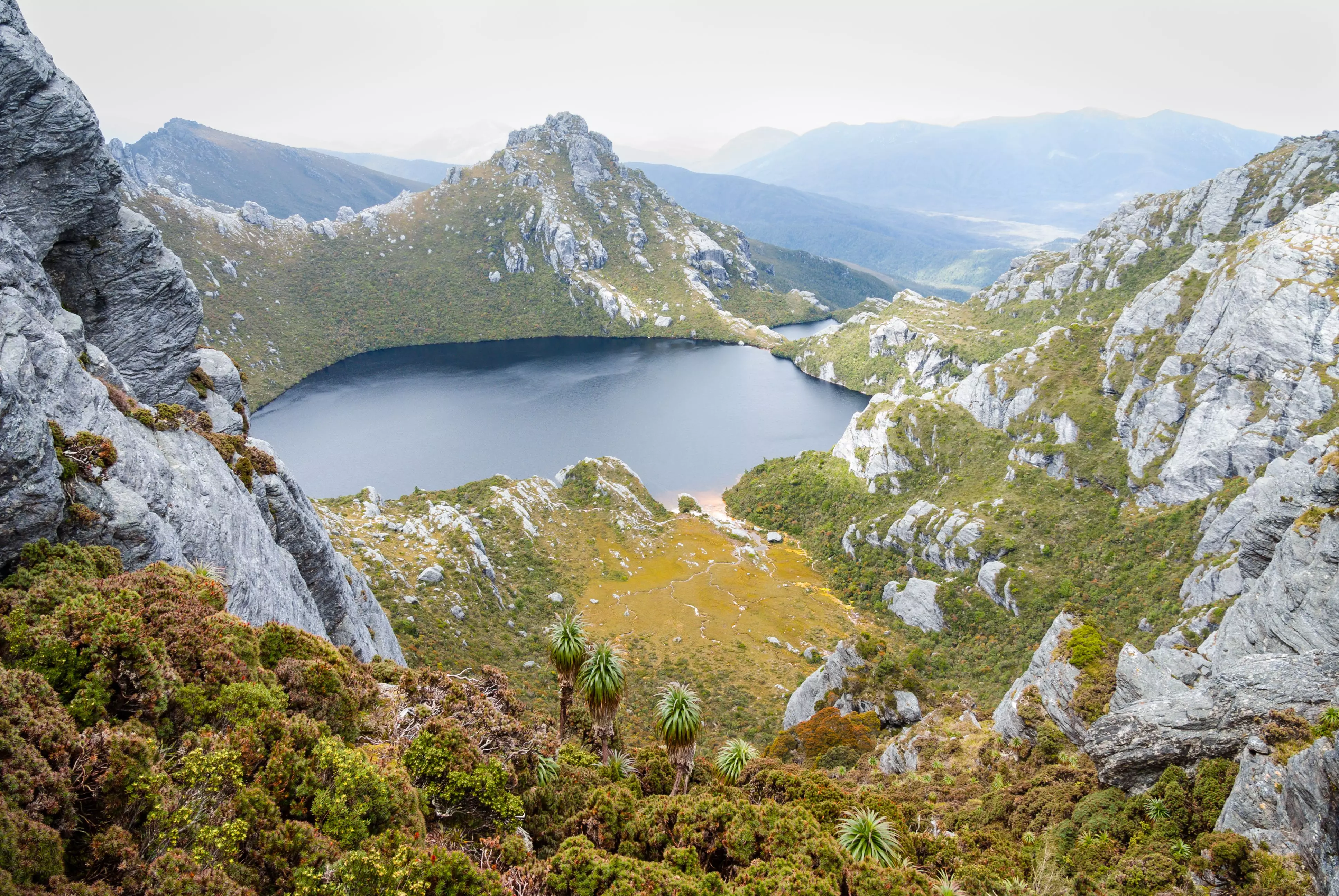 Kvarcīta klintis ieskauj Oberonas ezeru Tasmānijā, Austrālijā.