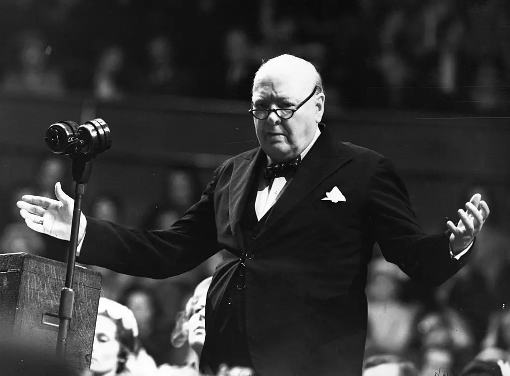 Winston Churchill kõnet pidamas ja käsi sirutades