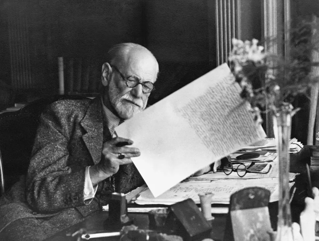 Sigmund Freud V Domácí Kanceláři U Stolu