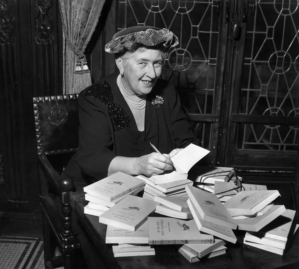 Agatha Christie podepisuje knihy