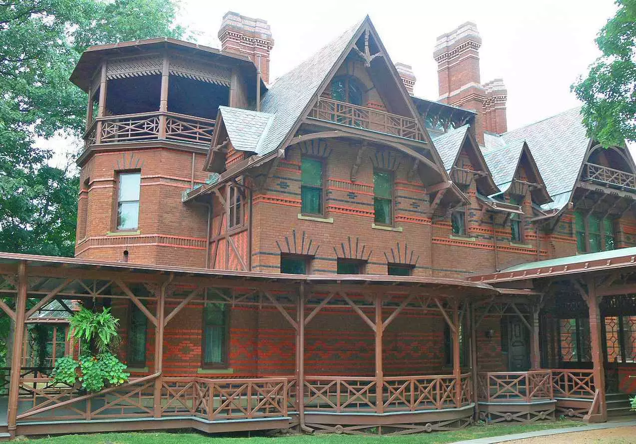 A casa de Mark Twain está elaborada con ladrillos estampados e paus ornamentais