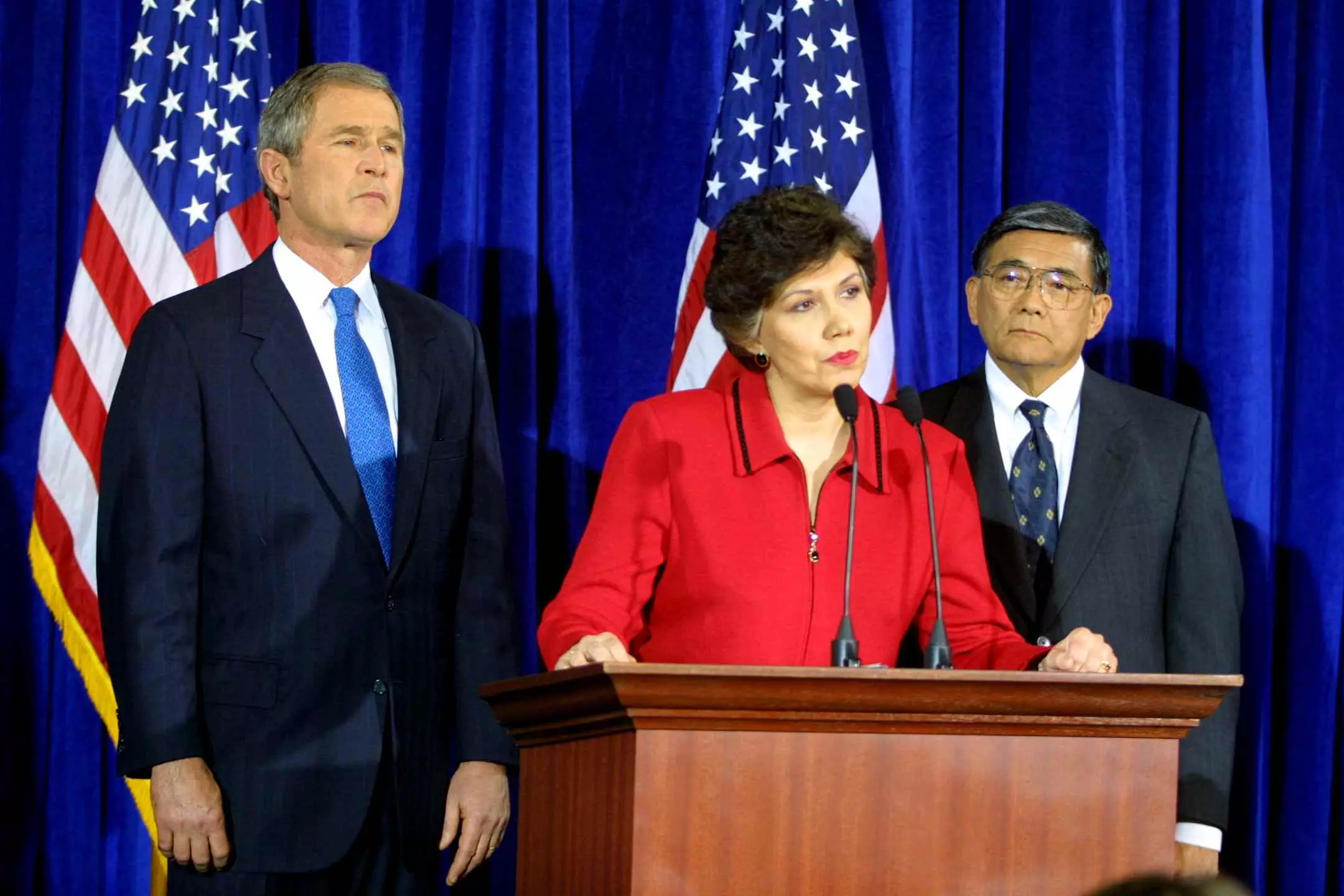 Linda Chavez på Lectern med USAs påtroppende president George W. Bush