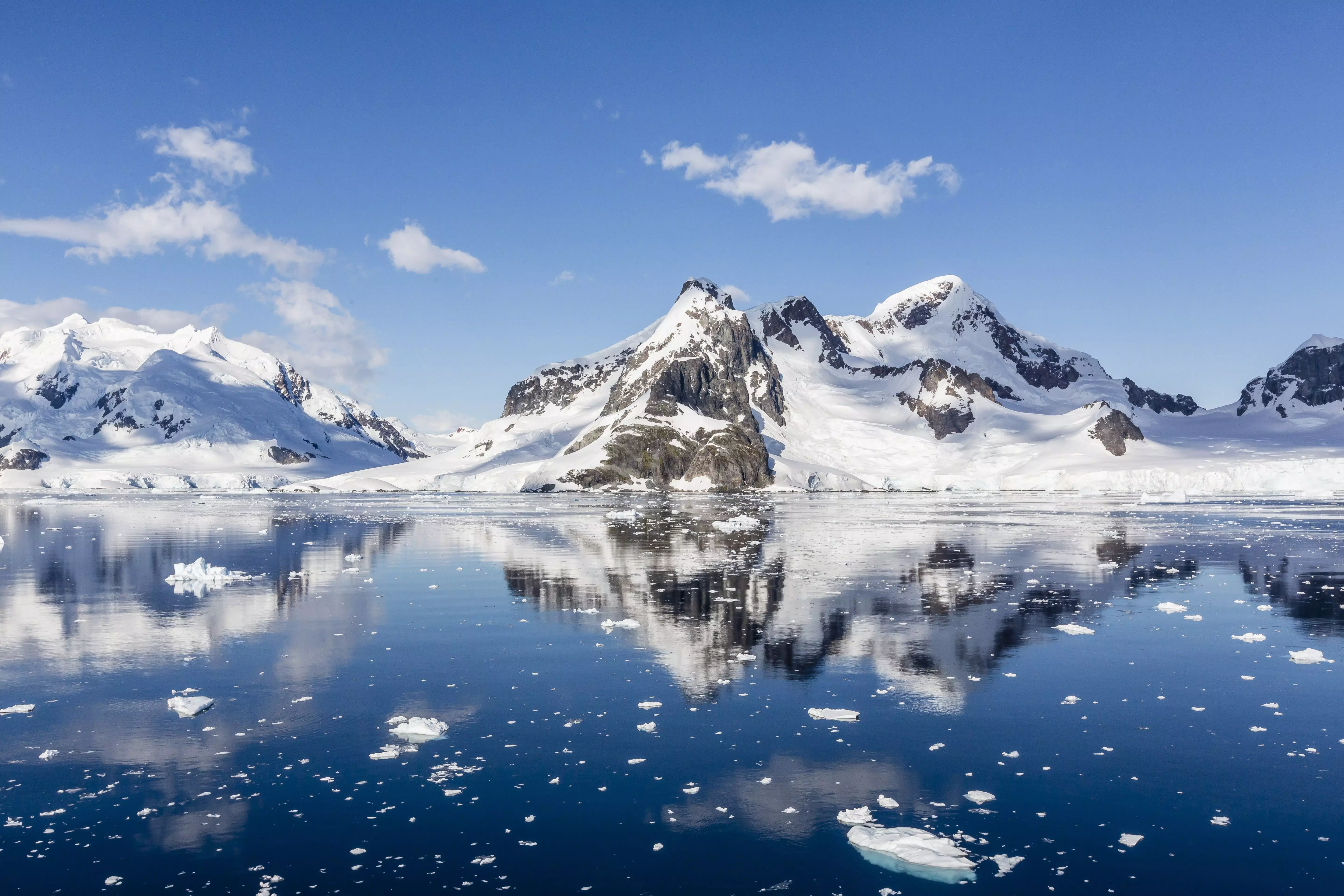 Snježne planine u kanalu Errera na zapadnoj strani Antarktičkog poluotoka, Antarktika, Južni ocean, polarne regije