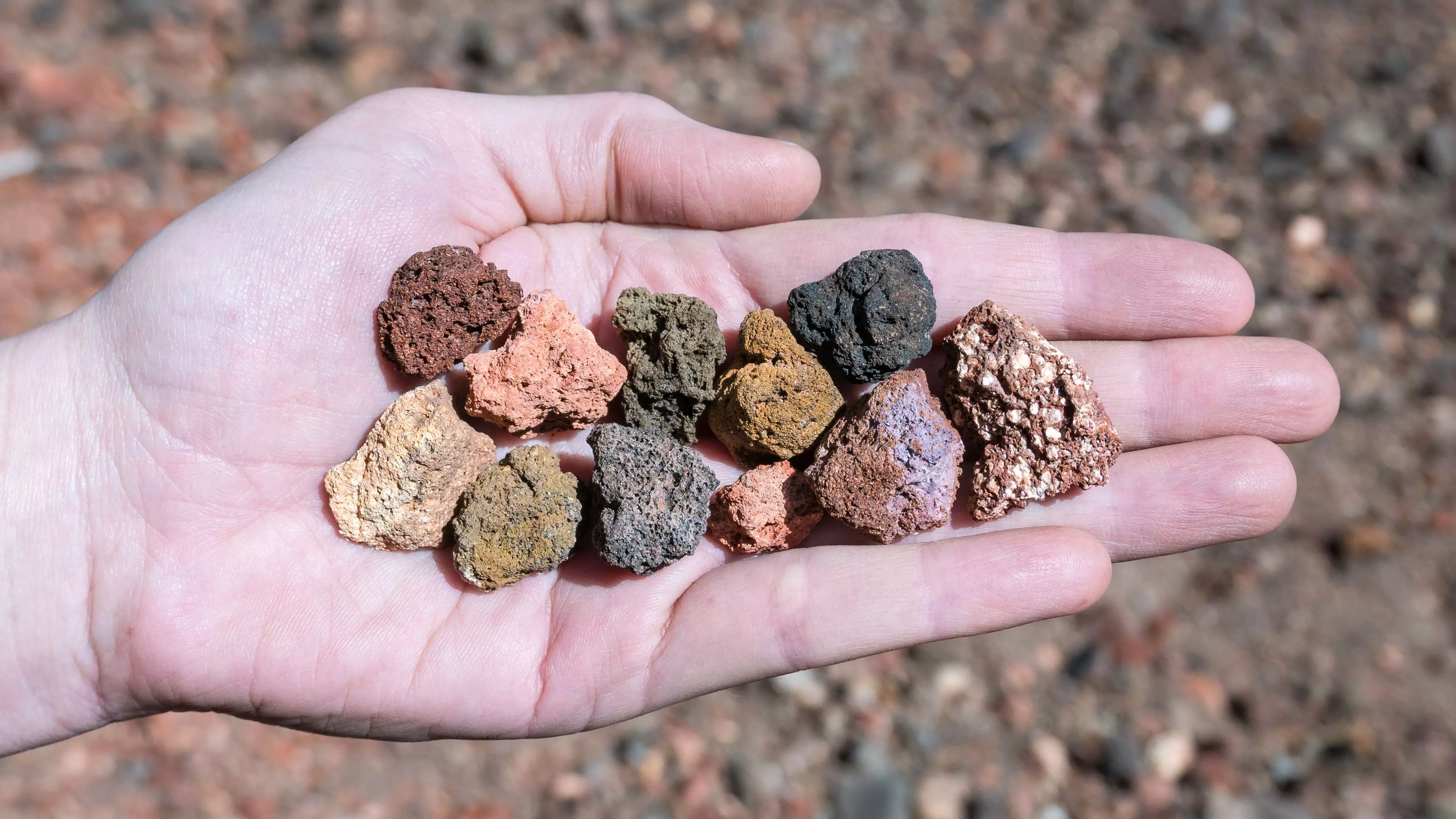 Scoria és una roca porosa, més fosca i més densa que la pedra tosca.