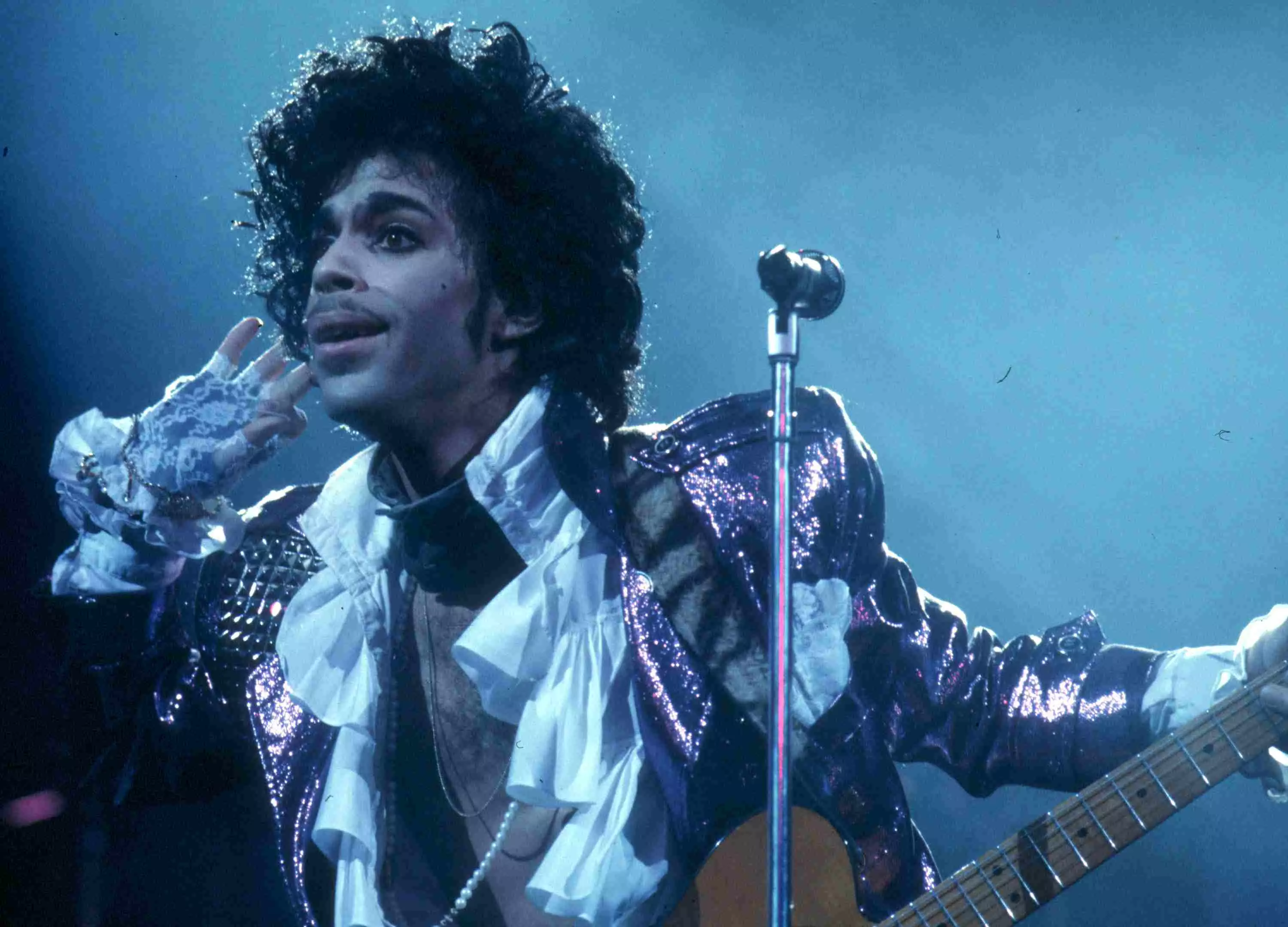 Prince membuat persembahan secara langsung di Los Angeles