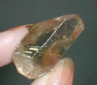 노스캐롤라이나주 에메랄드 할로우 광산에서 채취한 금홍석 내포물을 포함하는 석영.