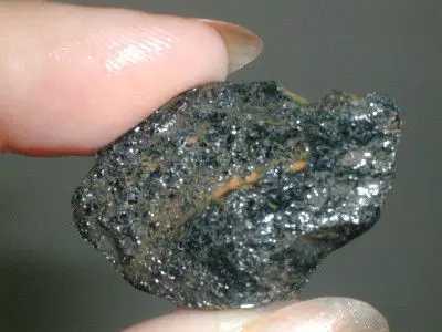Saphir aus der Emerald Hollow Mine, Hiddenite, North Carolina.